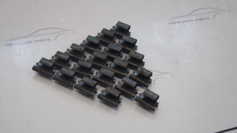 W116 W107 door window clip - mercedespartz