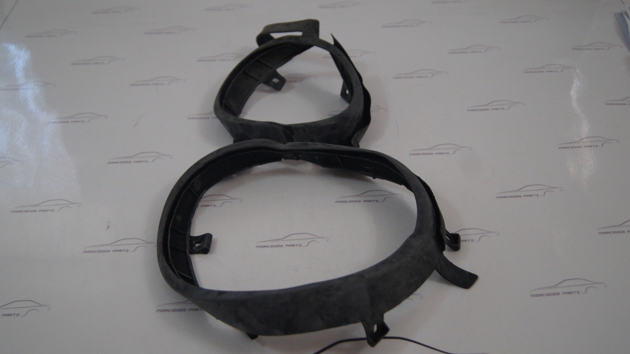 W210 Left Headlight Seal - mercedespartz