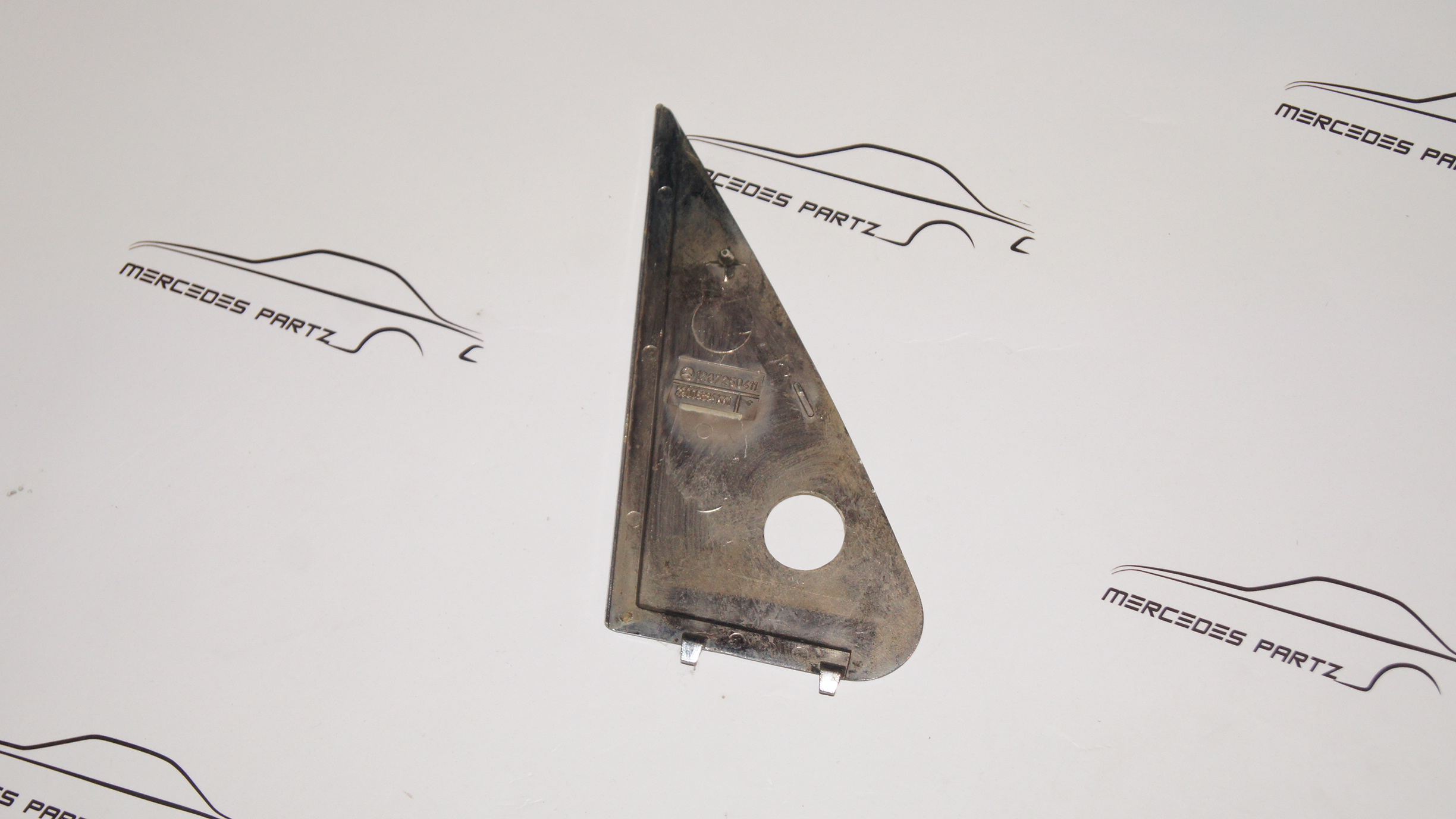 W123 Inside right plate cover less hole - mercedespartz
