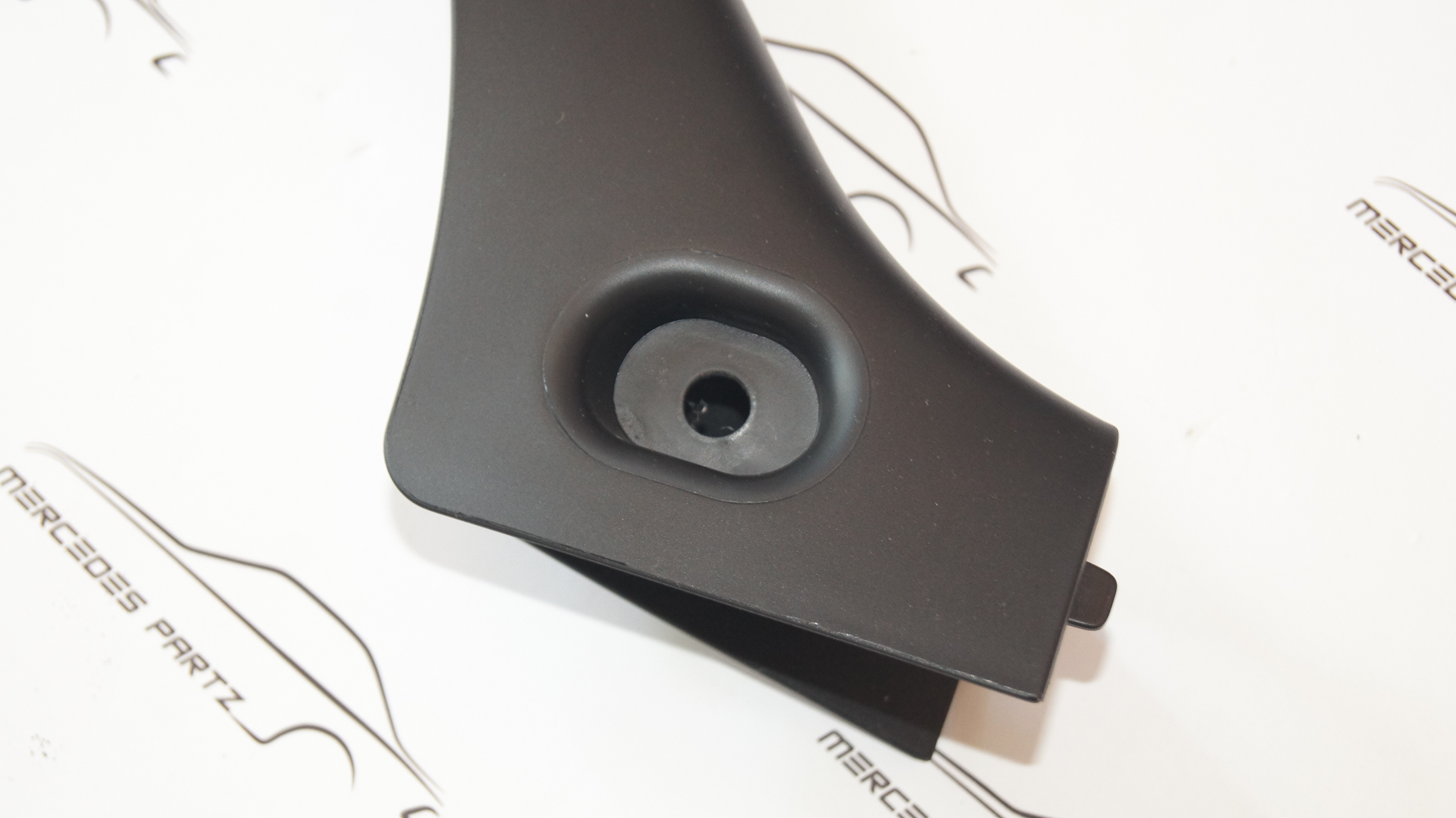 W211 trunk right hindge lever duct cover - mercedespartz