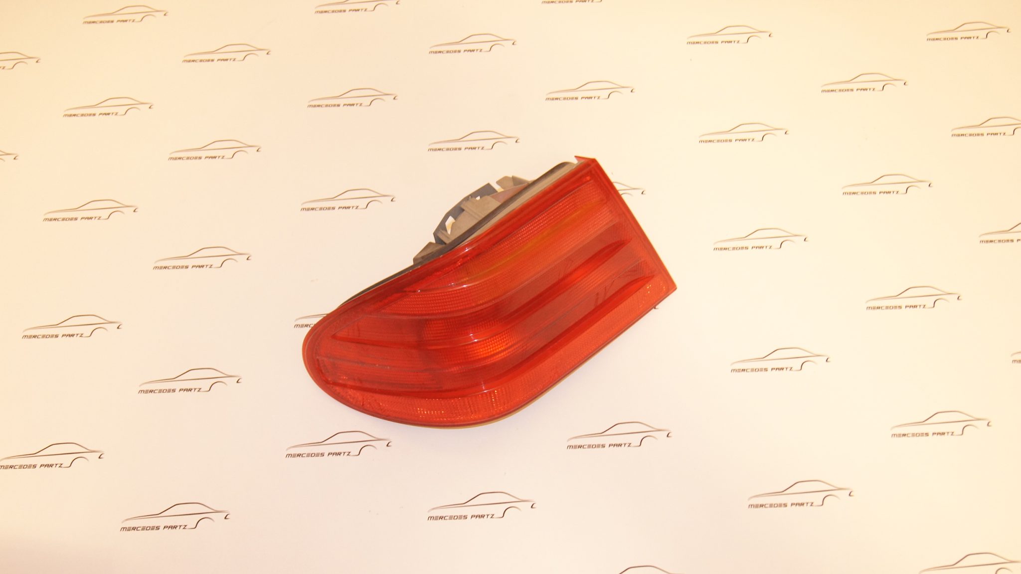 W210 left rear fender taillight - mercedespartz