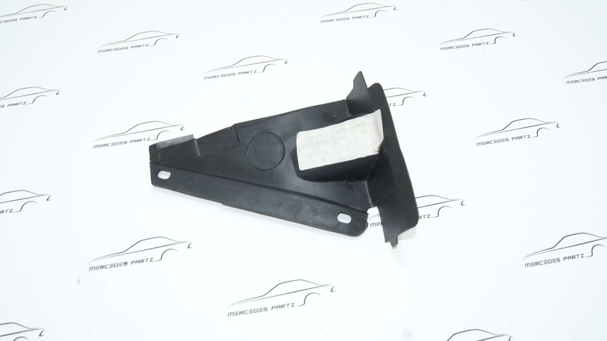W124 between wheelhouse and right side member cover - mercedespartz