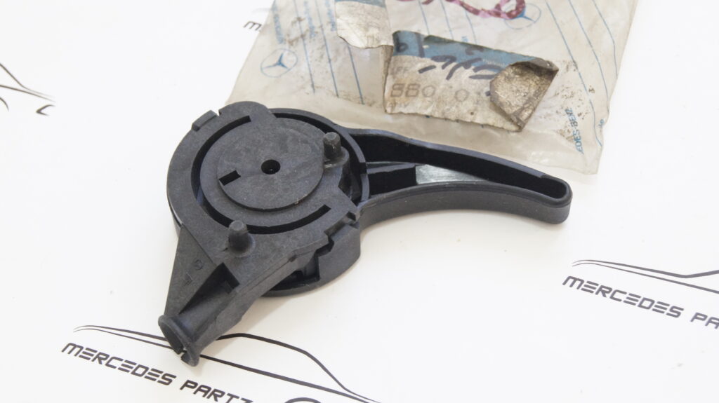 W201 engine hood release handle - mercedespartz