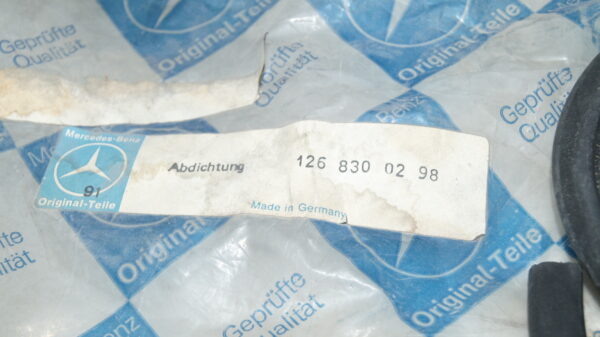 W126 between central part below windshield and covering - mercedespartz