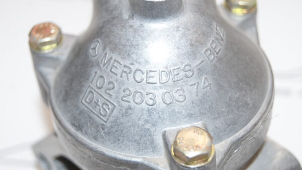 M102 thermostat housing with thermostat NEW NOS GENUINE - mercedespartz