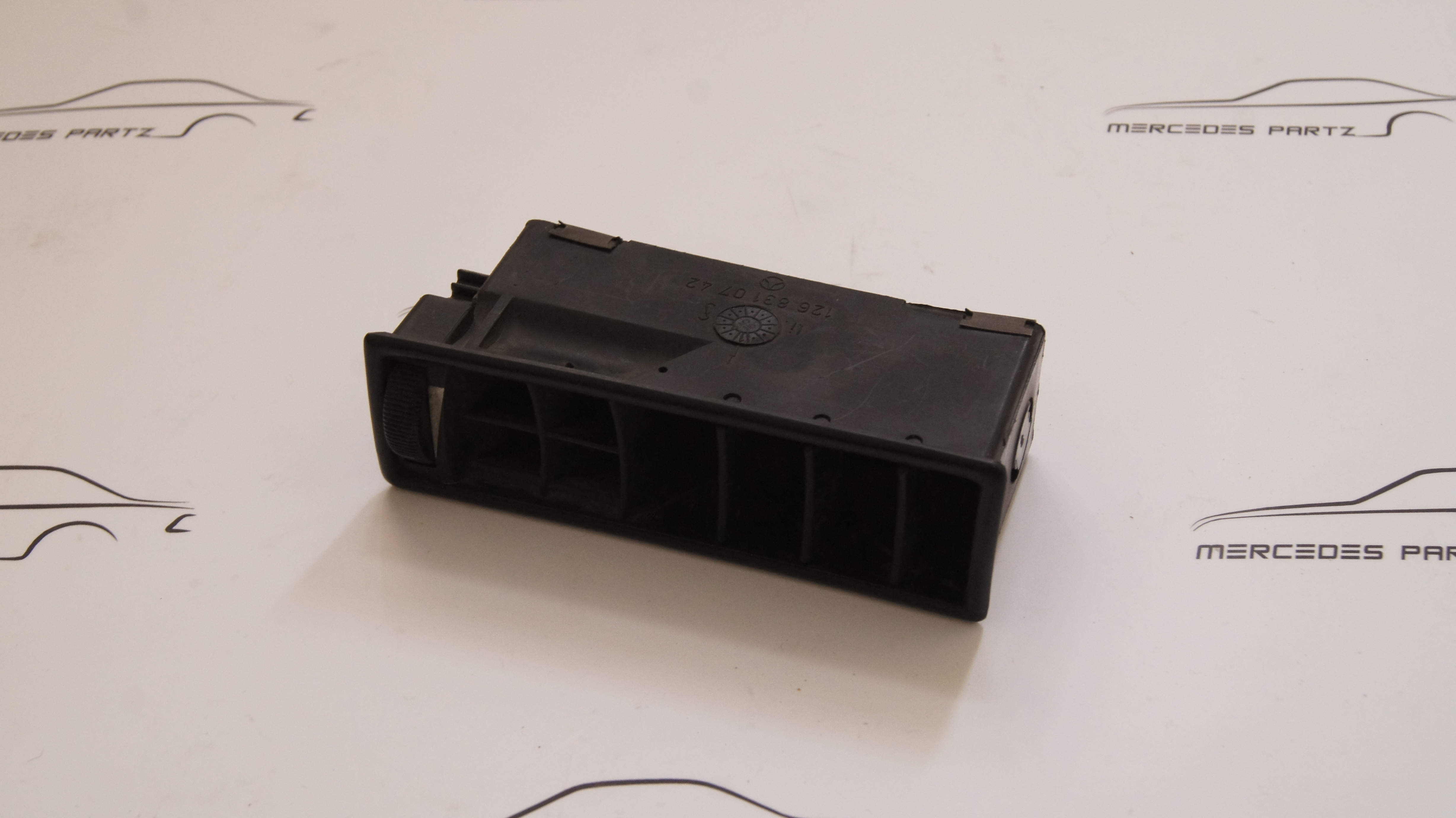 W126 dash left vent - mercedespartz