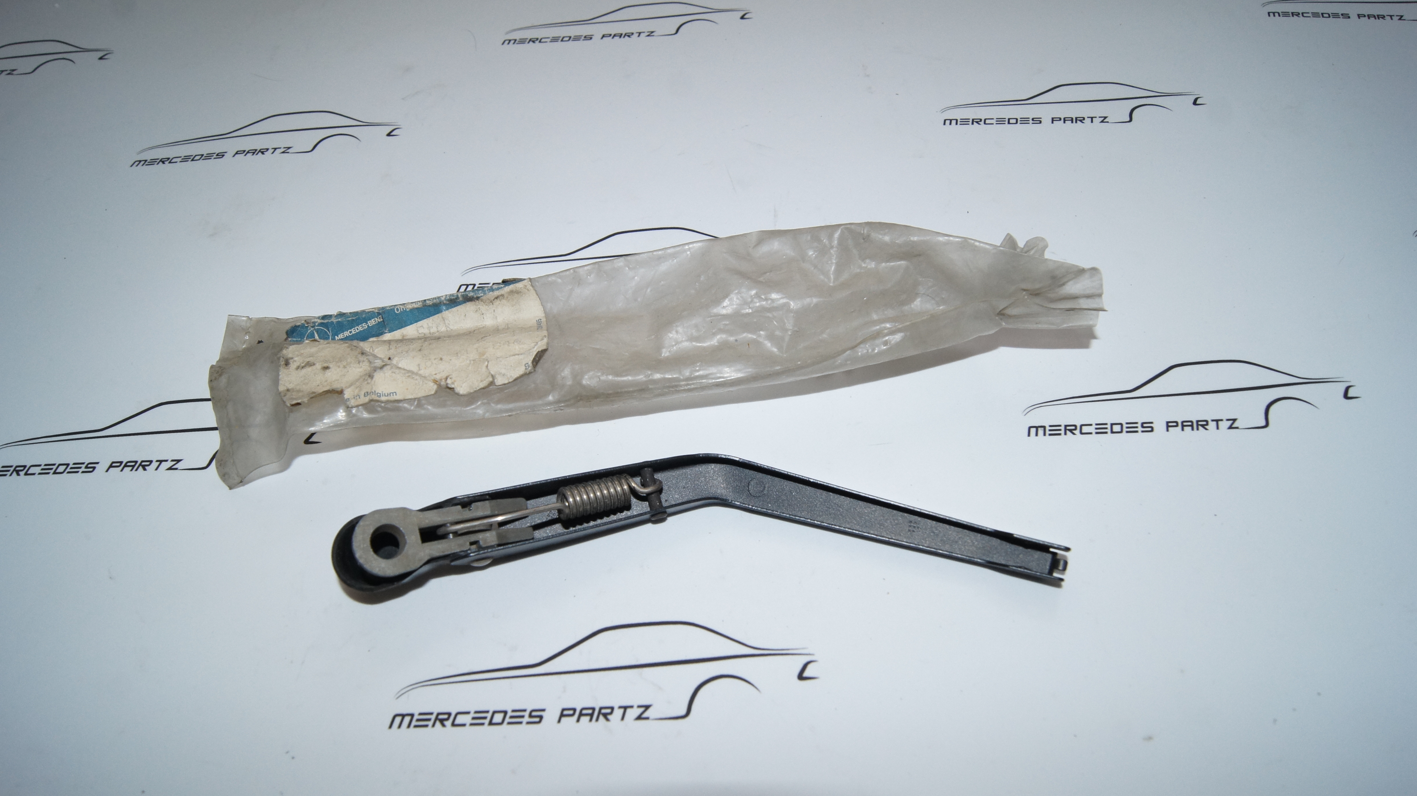 W123 left headlight wiper arm - mercedespartz