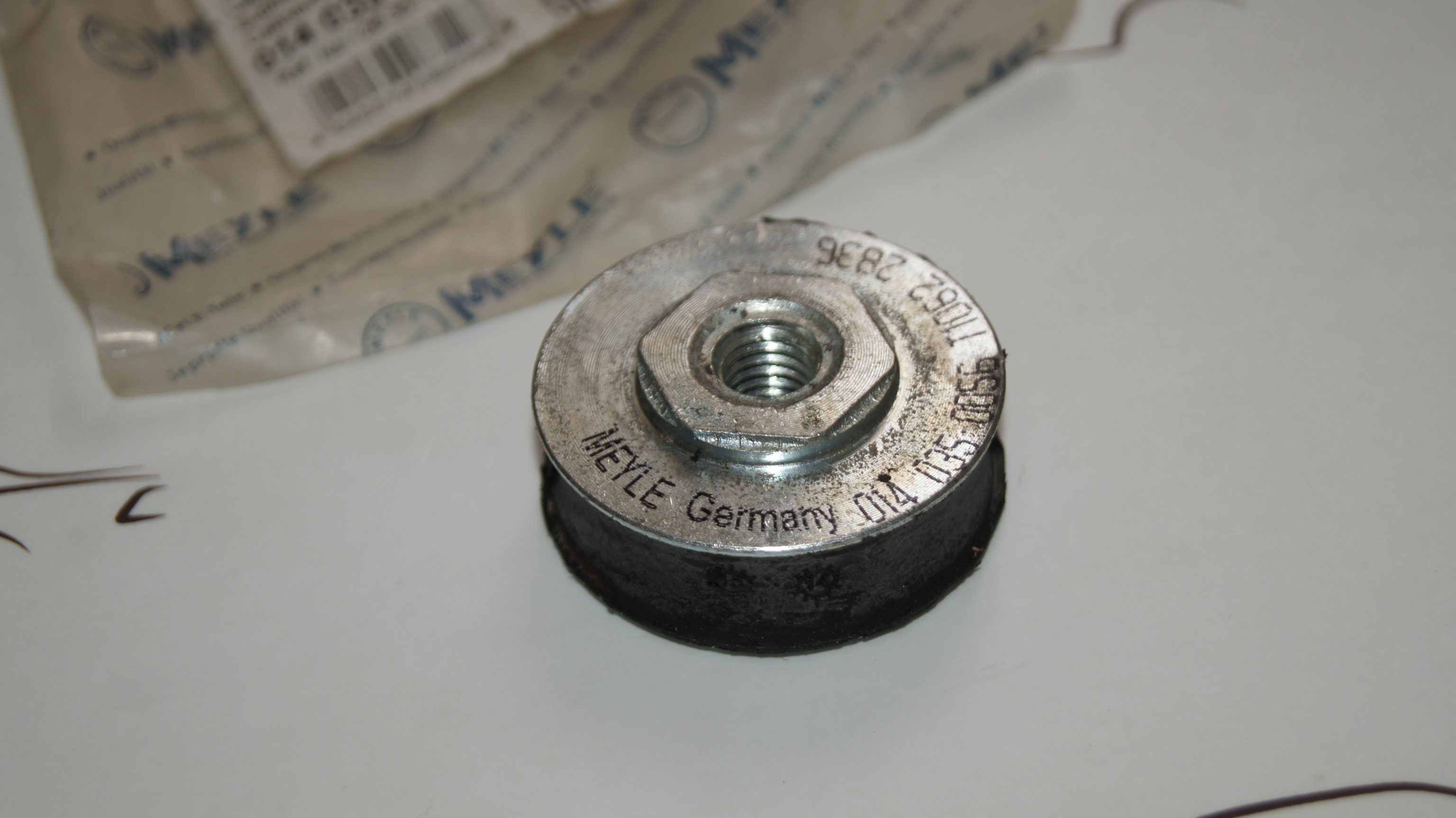 W107 W126 axle housing to rear subframe front top rubber mounting ...