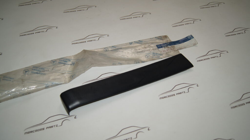A2026900962 W202 front left fender bottom strip - mercedespartz