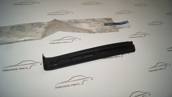 A2026900962 W202 front left fender bottom strip - mercedespartz