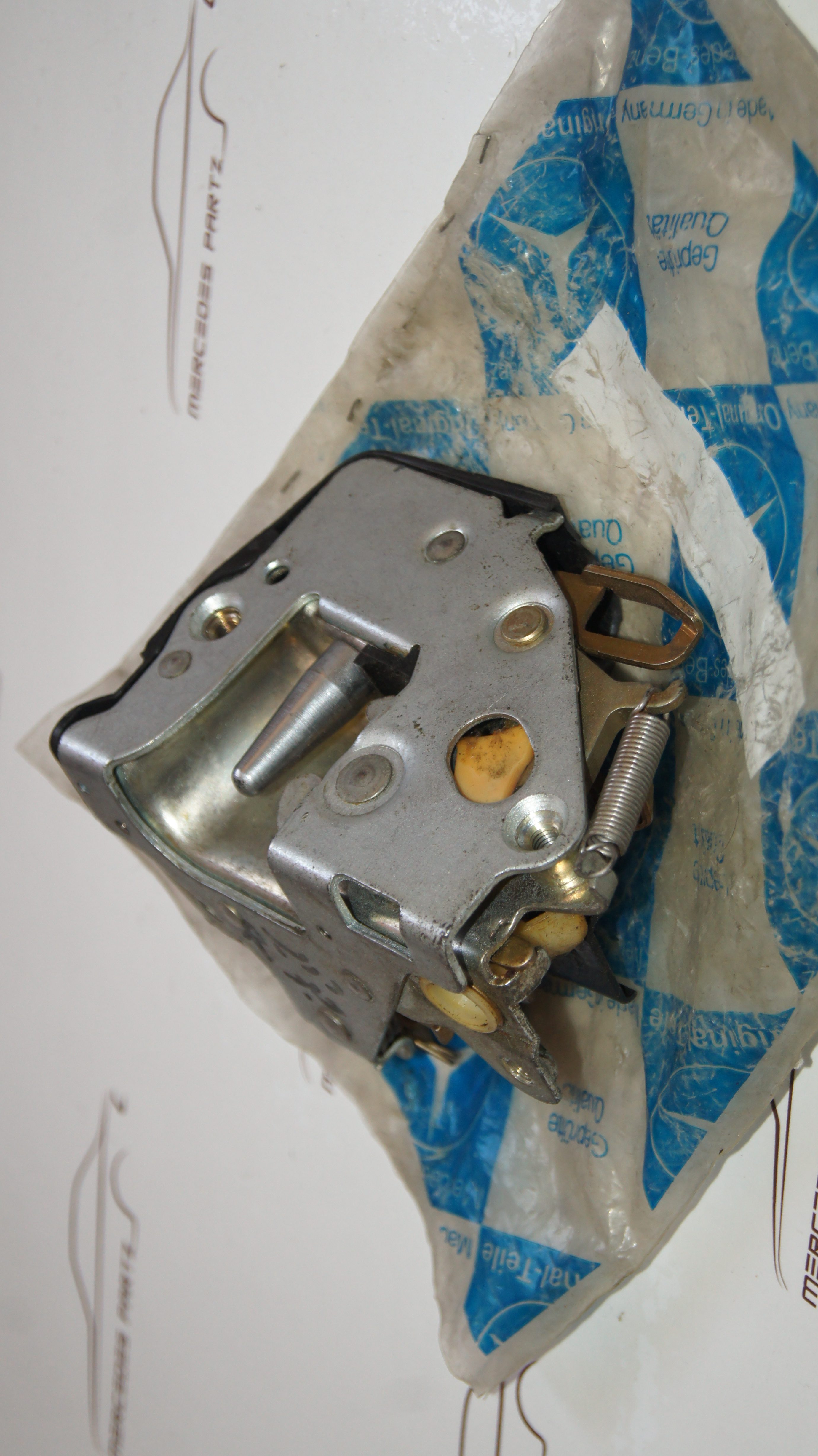 W123 W126 front right door lock mechanism - mercedespartz