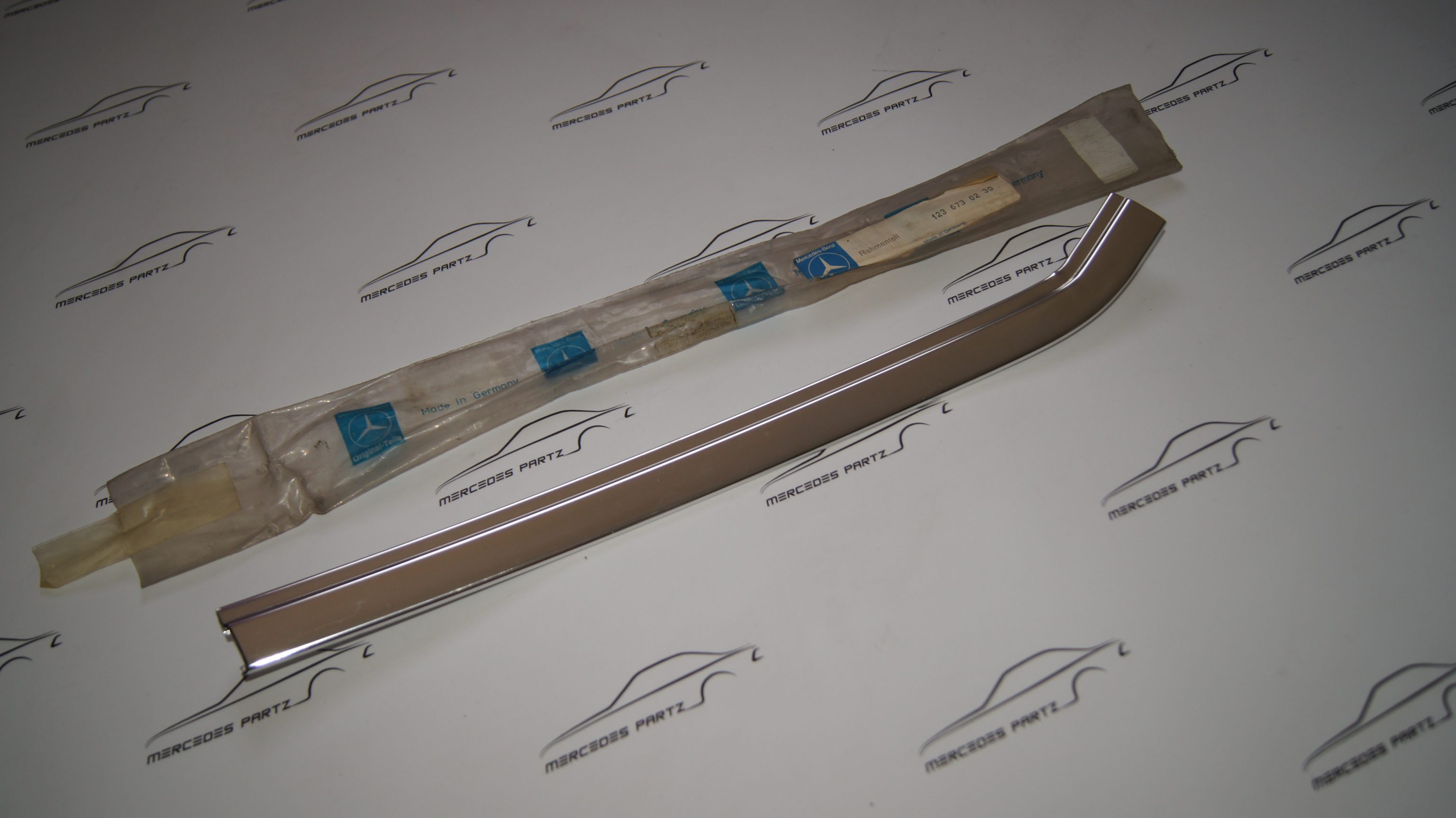 C123 rear window right frame moulding - mercedespartz