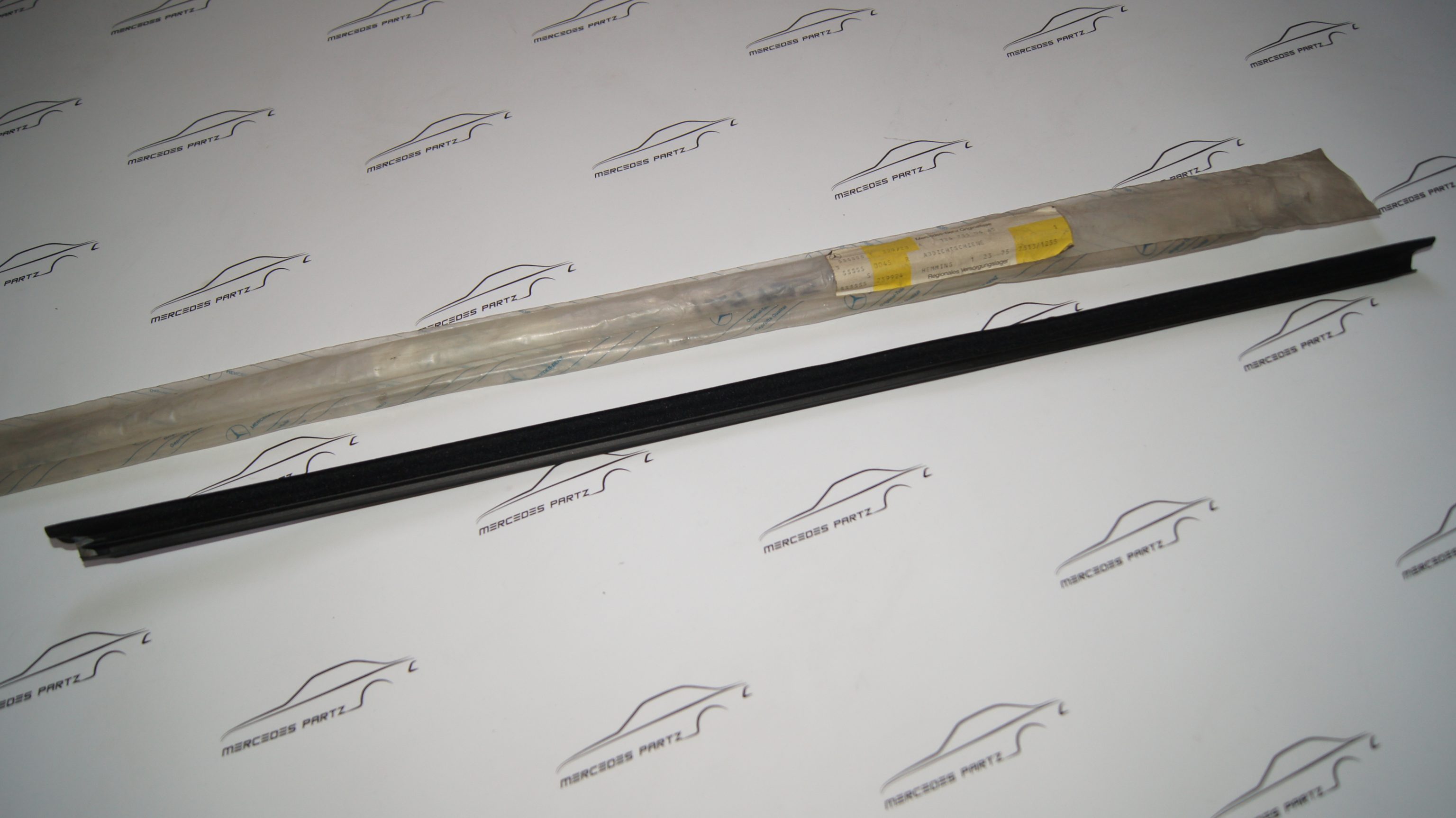 W124 S124 rear door outside right sealing rail - mercedespartz