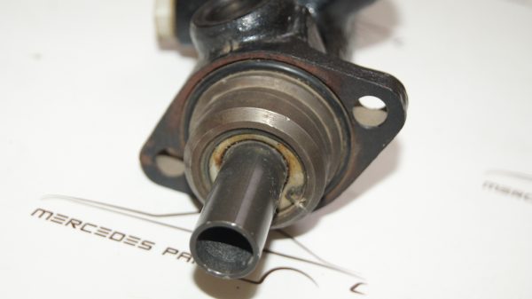 W123 brake master cylinder - mercedespartz