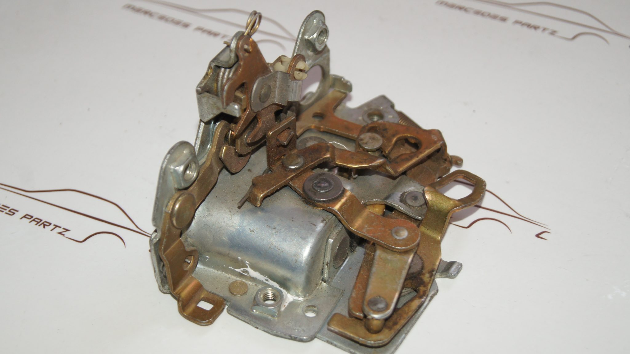 W123 front left door lock - mercedespartz
