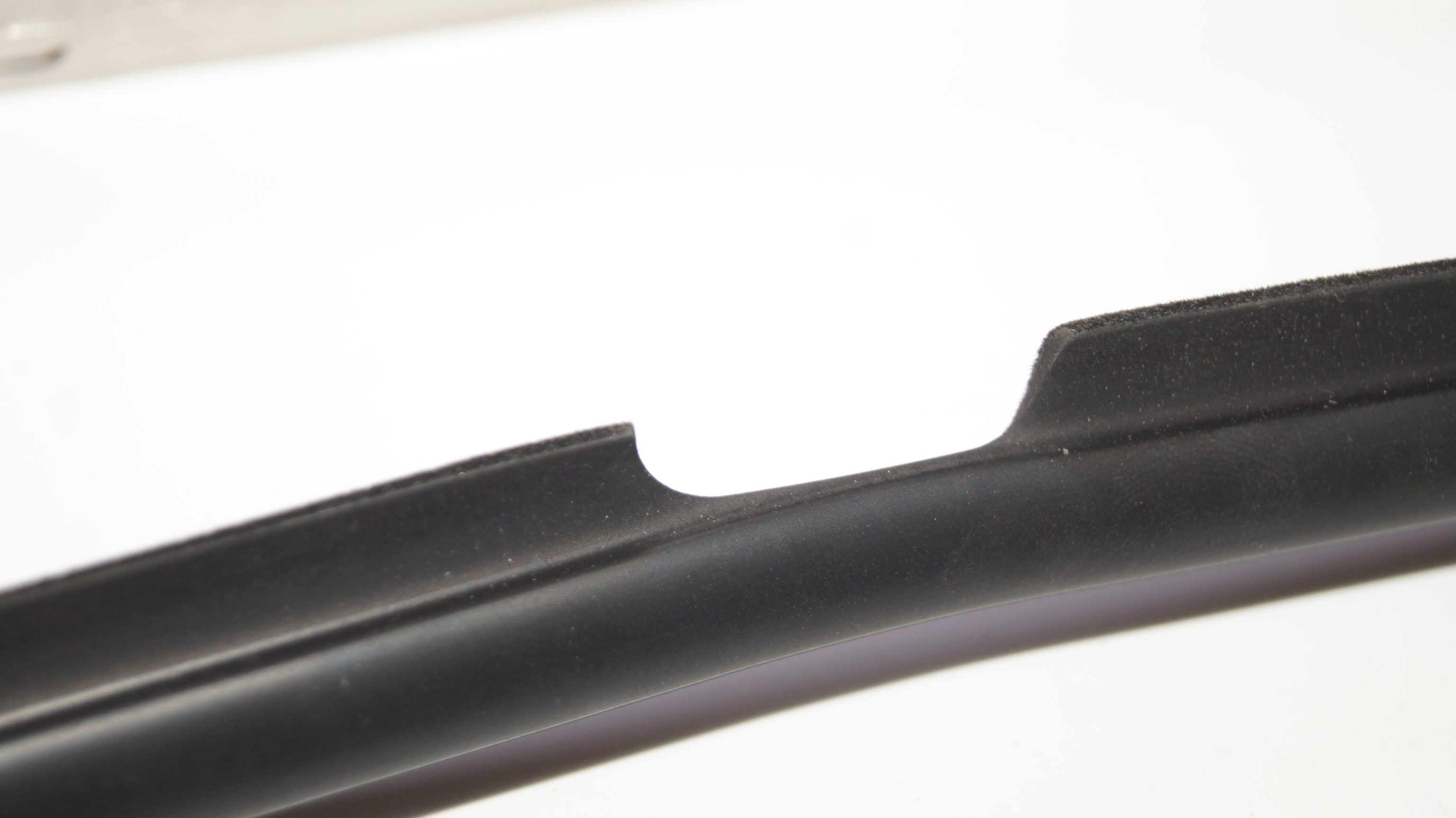 W124 rear left door window outer sealing rail - mercedespartz