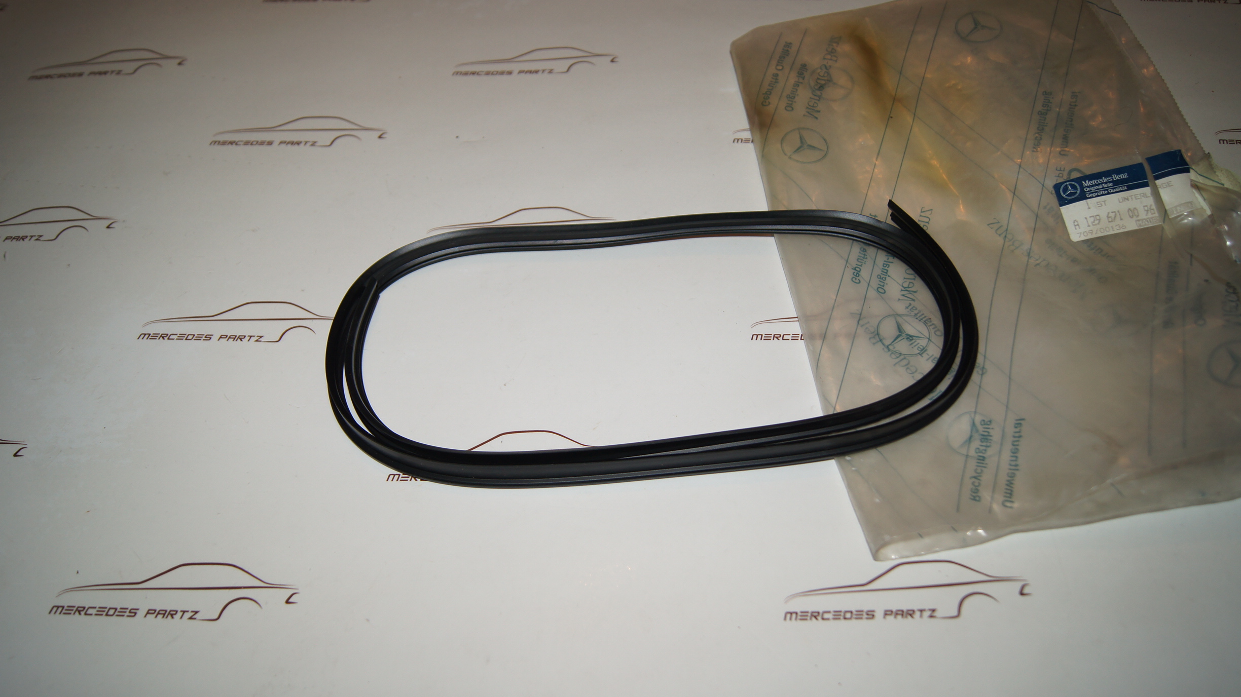 R129 windshield upper seal - mercedespartz