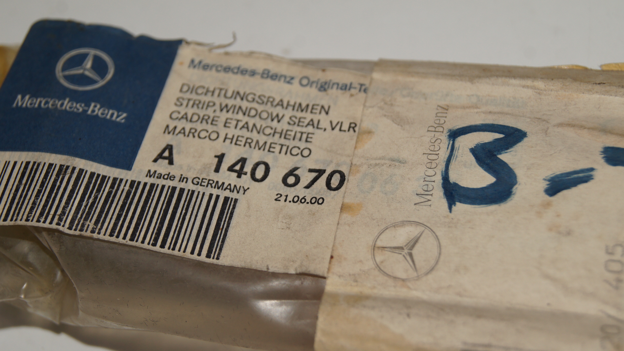 W140 coupe C140 rear right window seal - mercedespartz