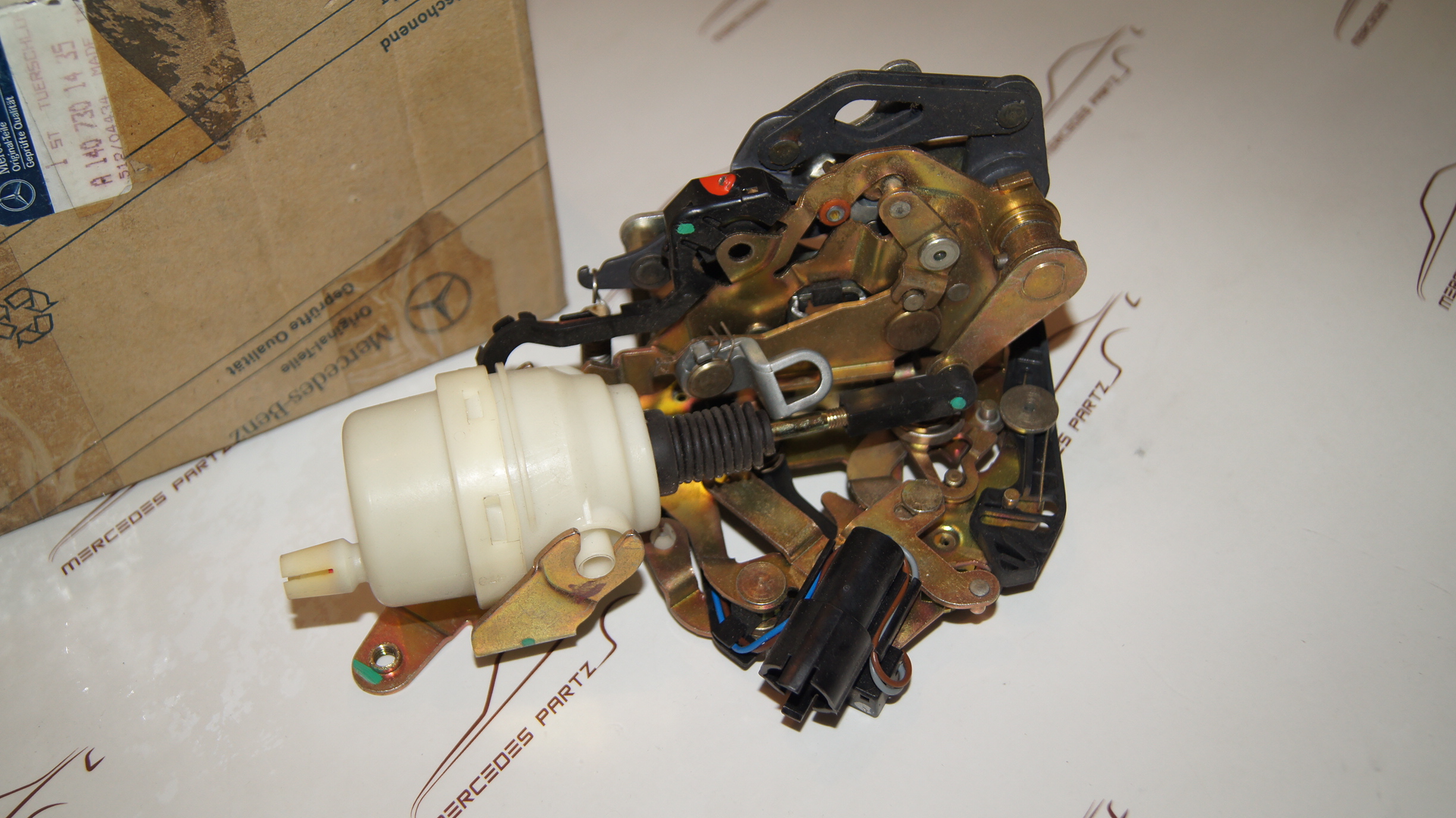 W140 rear right door lock with closing aid vacuum system - mercedespartz