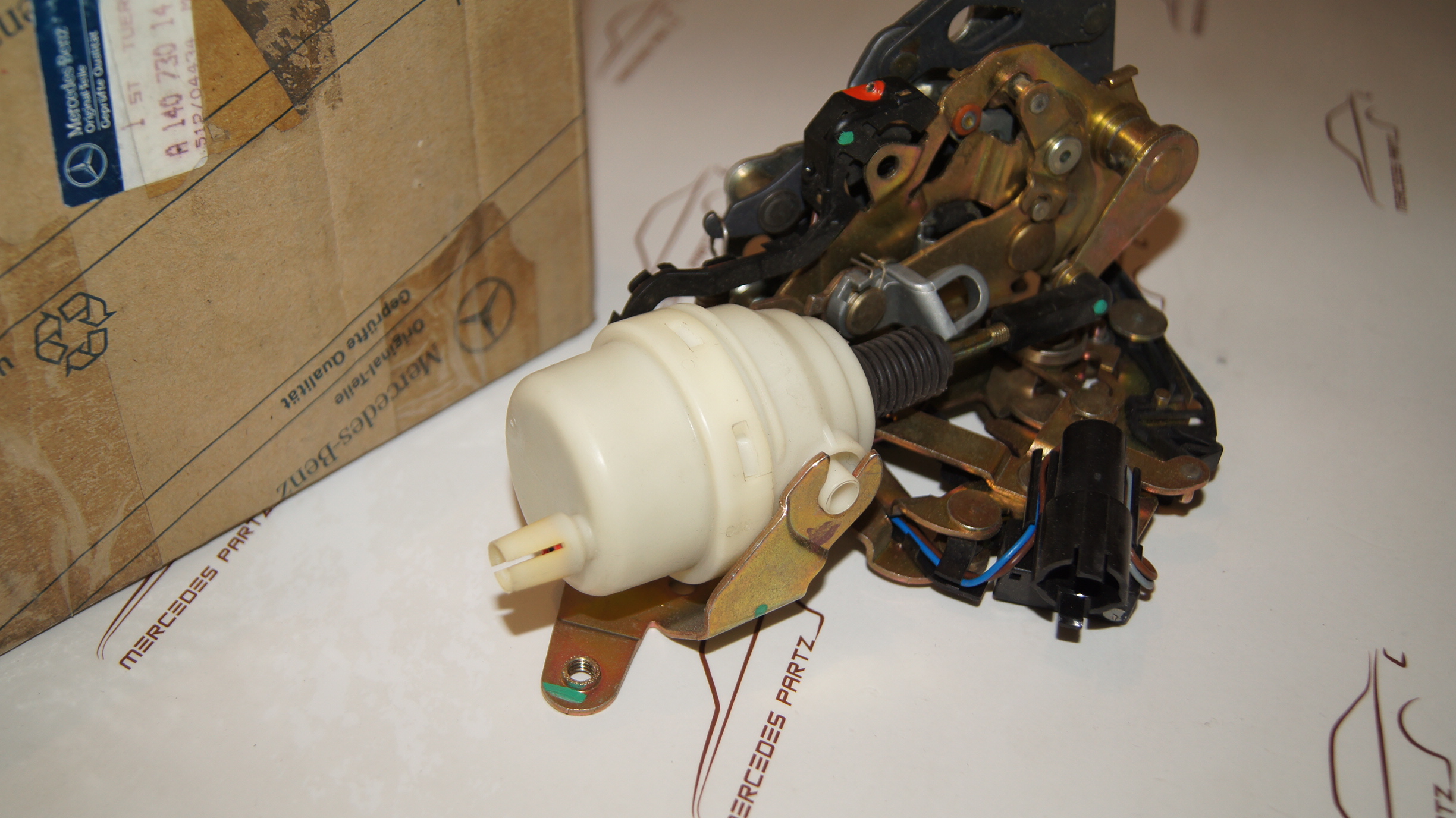 W140 rear right door lock with closing aid vacuum system - mercedespartz