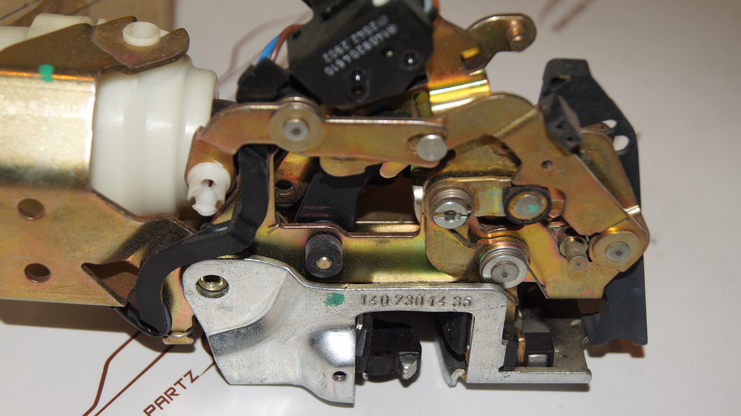 W140 rear right door lock with closing aid vacuum system - mercedespartz