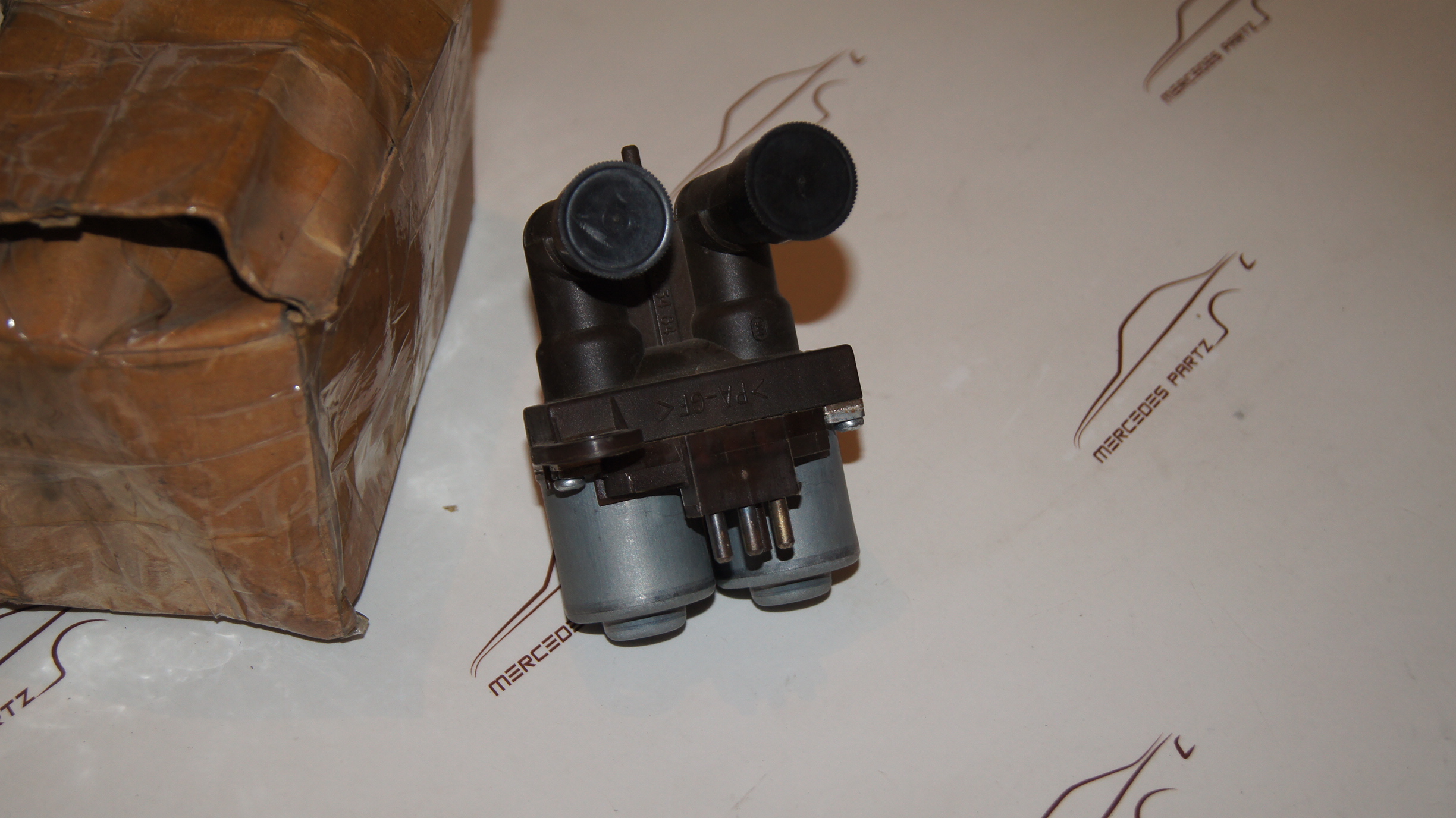 W208 W208 double valve electromagnetic heater valve NEW NOS - mercedespartz