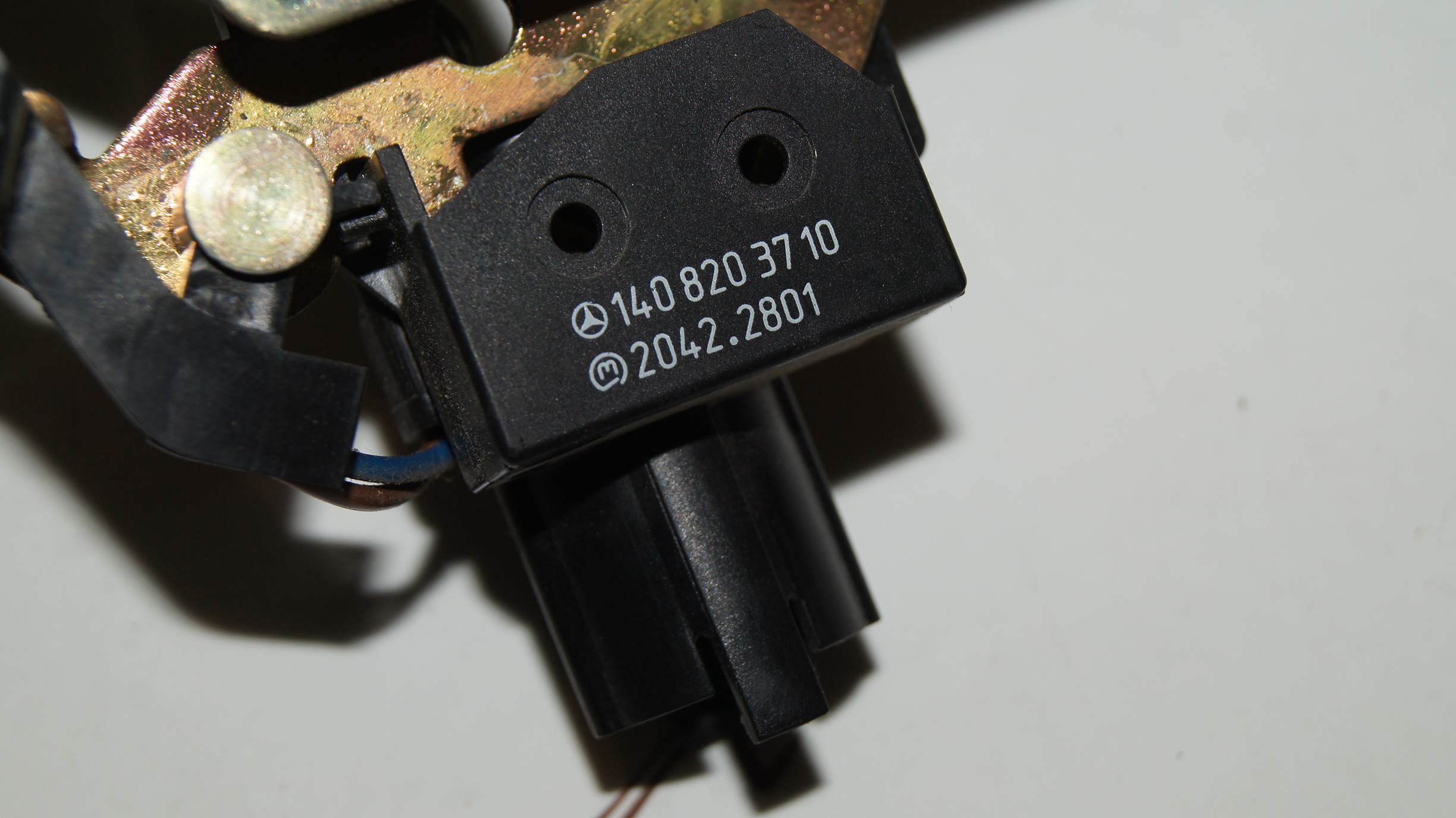 W140 rear left door lock with closing aid - mercedespartz