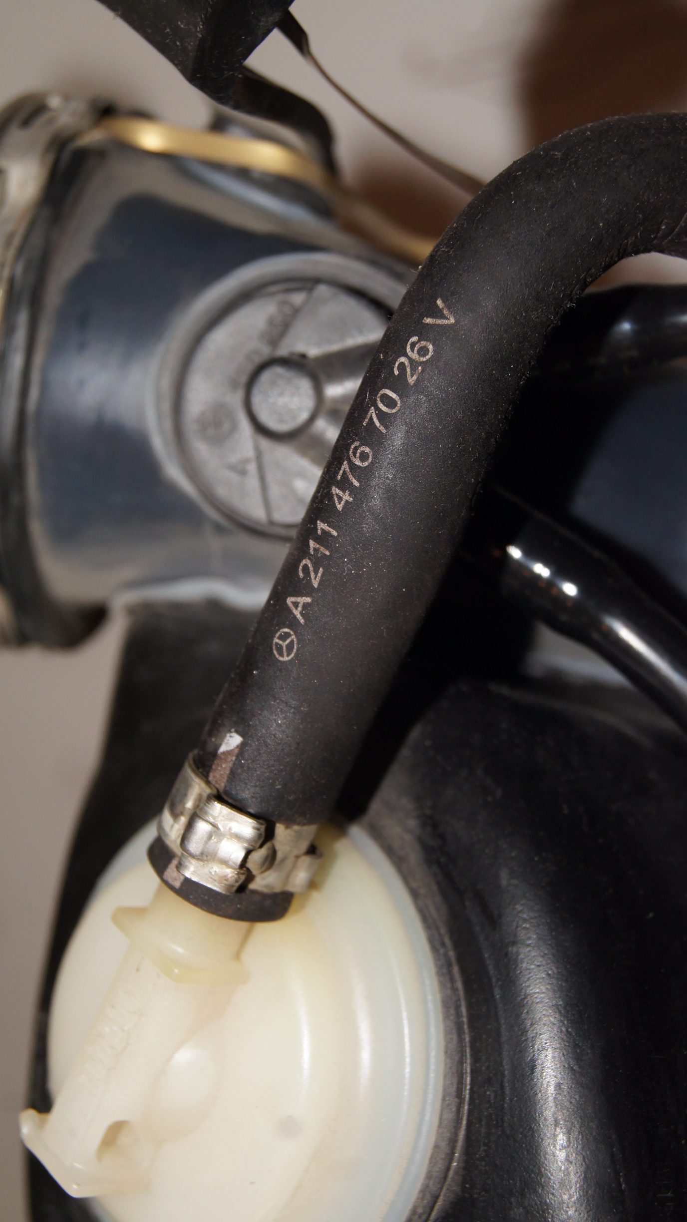 W211 W219 fuel tank filler neck - mercedespartz