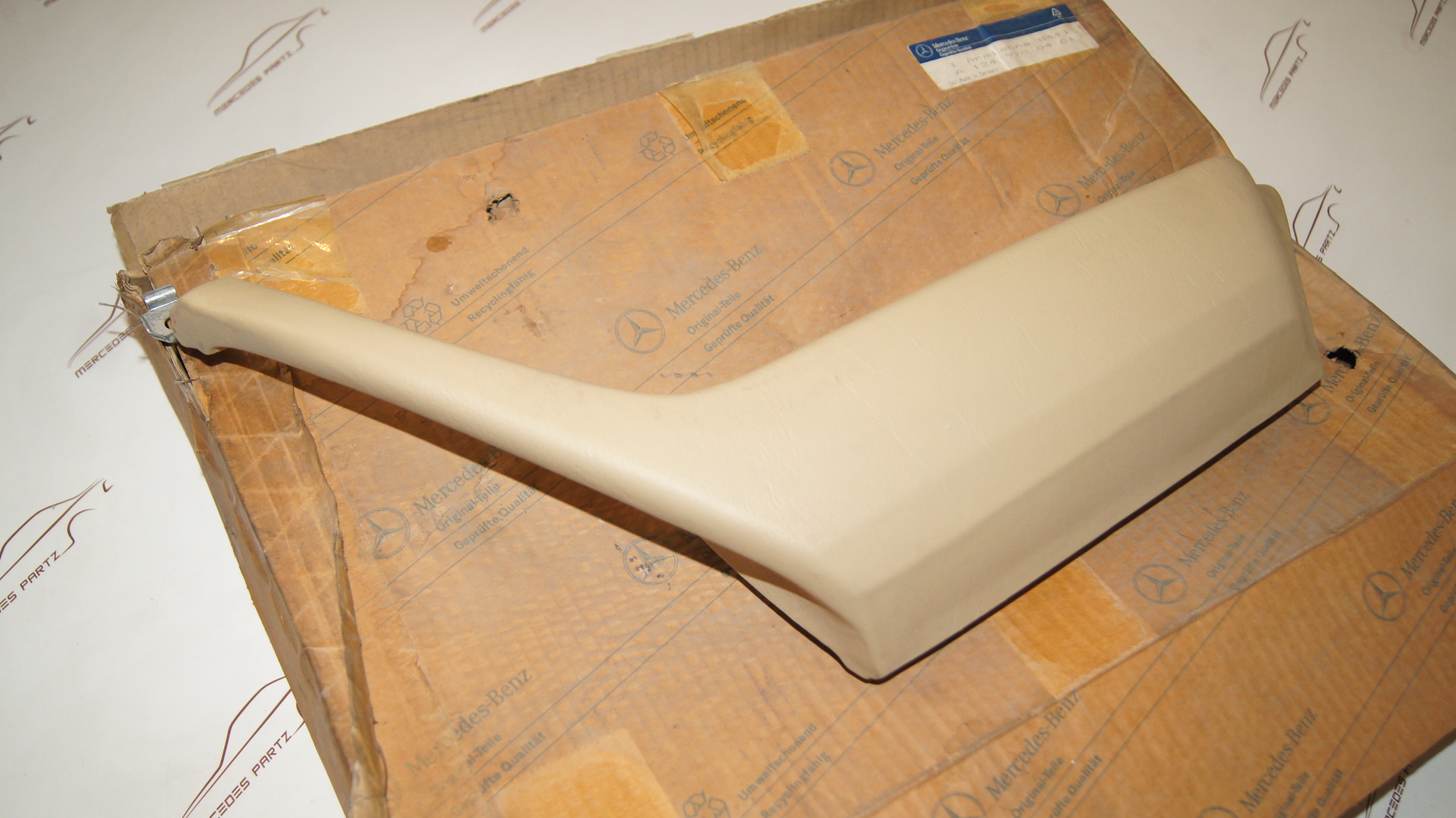 W124 rear right armrest - mercedespartz