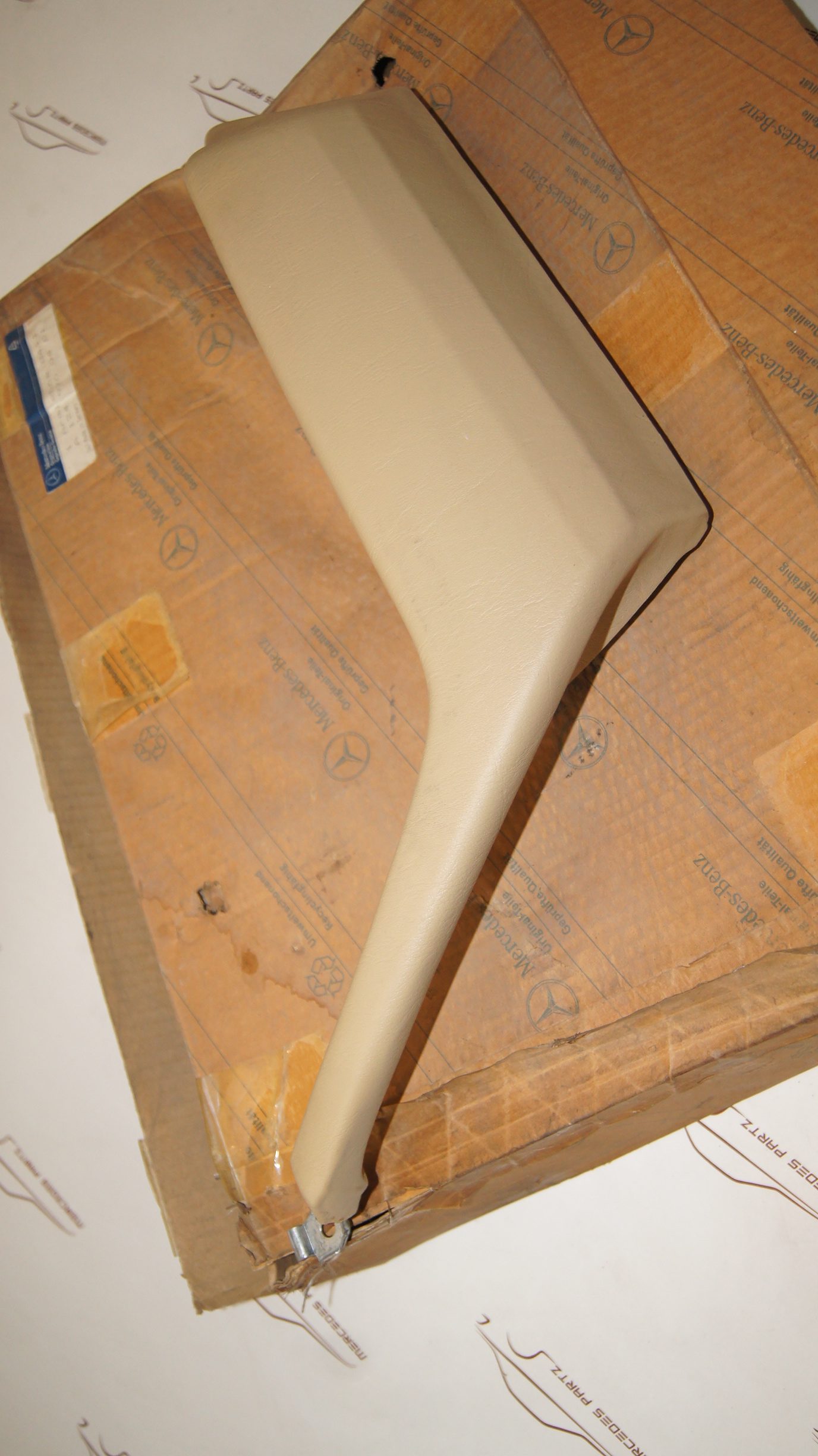 W124 rear right armrest - mercedespartz