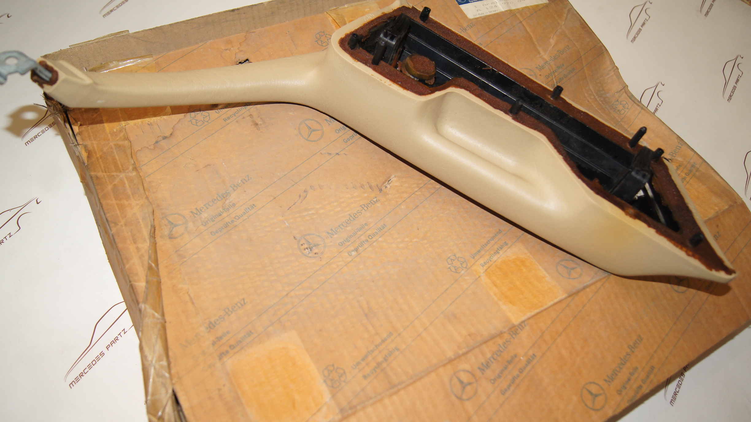 W124 rear right armrest - mercedespartz