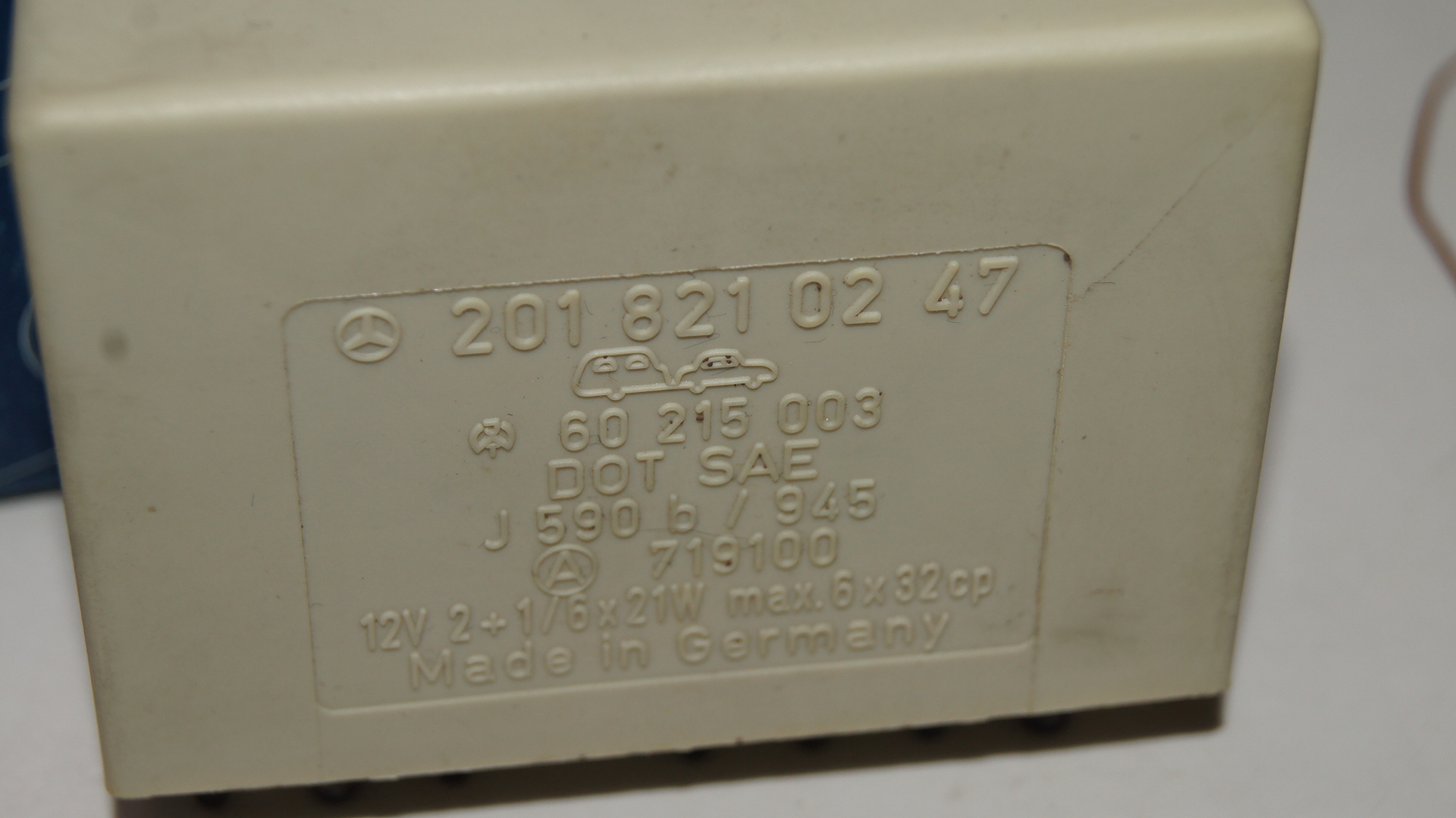 A2018210247 W124 W126 W201 hazard warning switch relay - mercedespartz