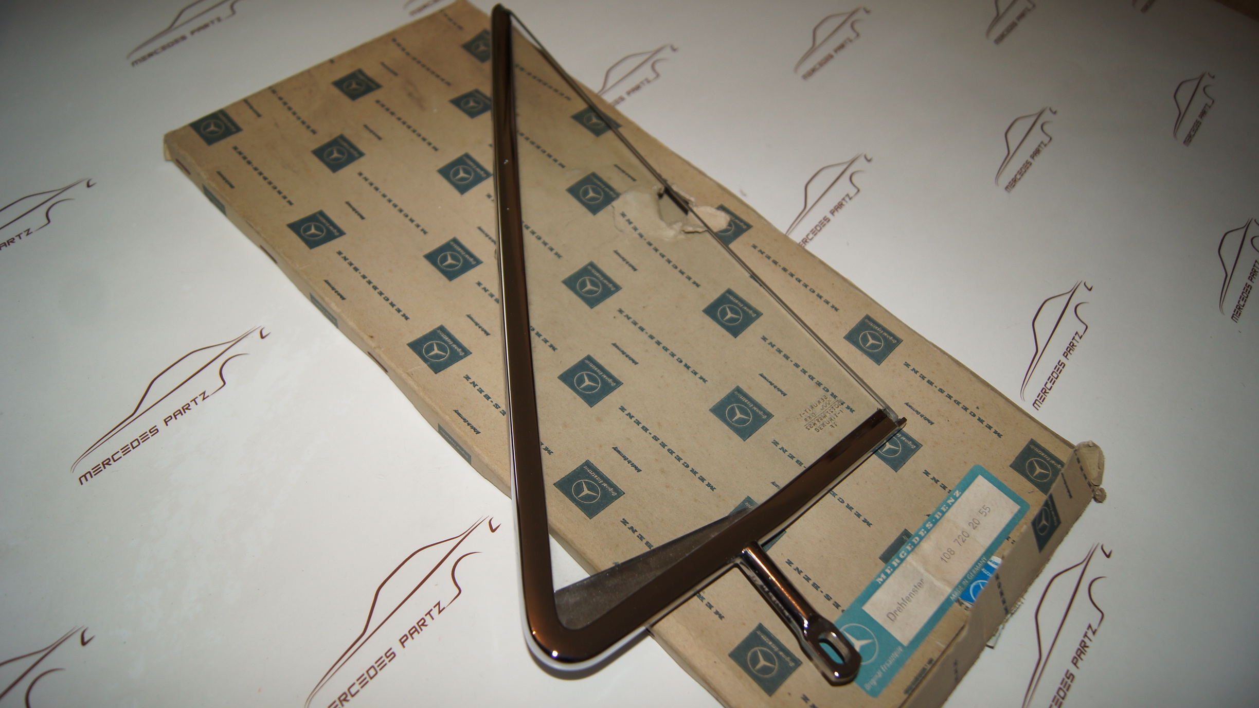 W108 W109 right ventilator window NEW NOS - mercedespartz