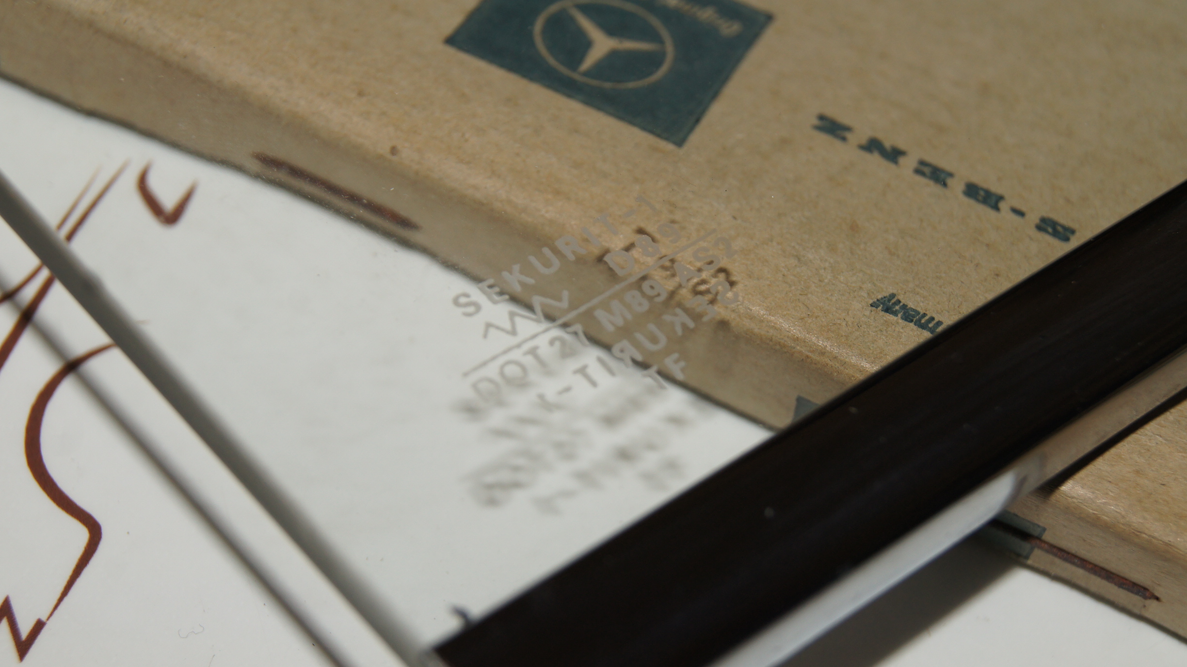 W108 W109 right ventilator window NEW NOS - mercedespartz