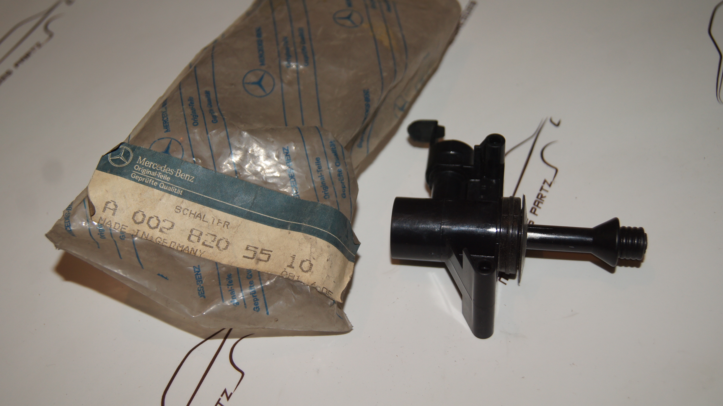 W201 W126 left front door vacuum switch - mercedespartz