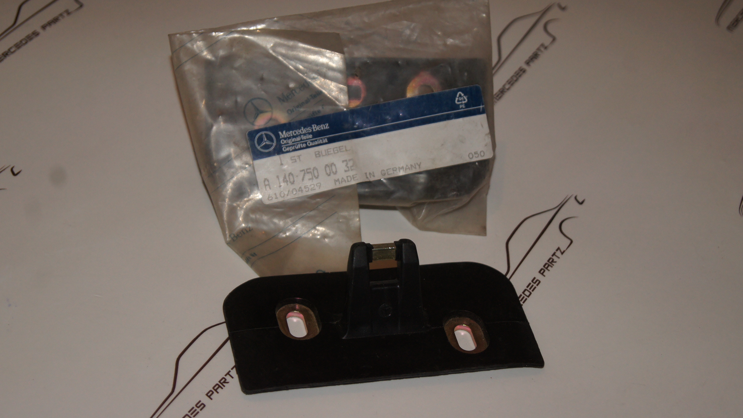 W140 rear lid lock latch bracket - mercedespartz