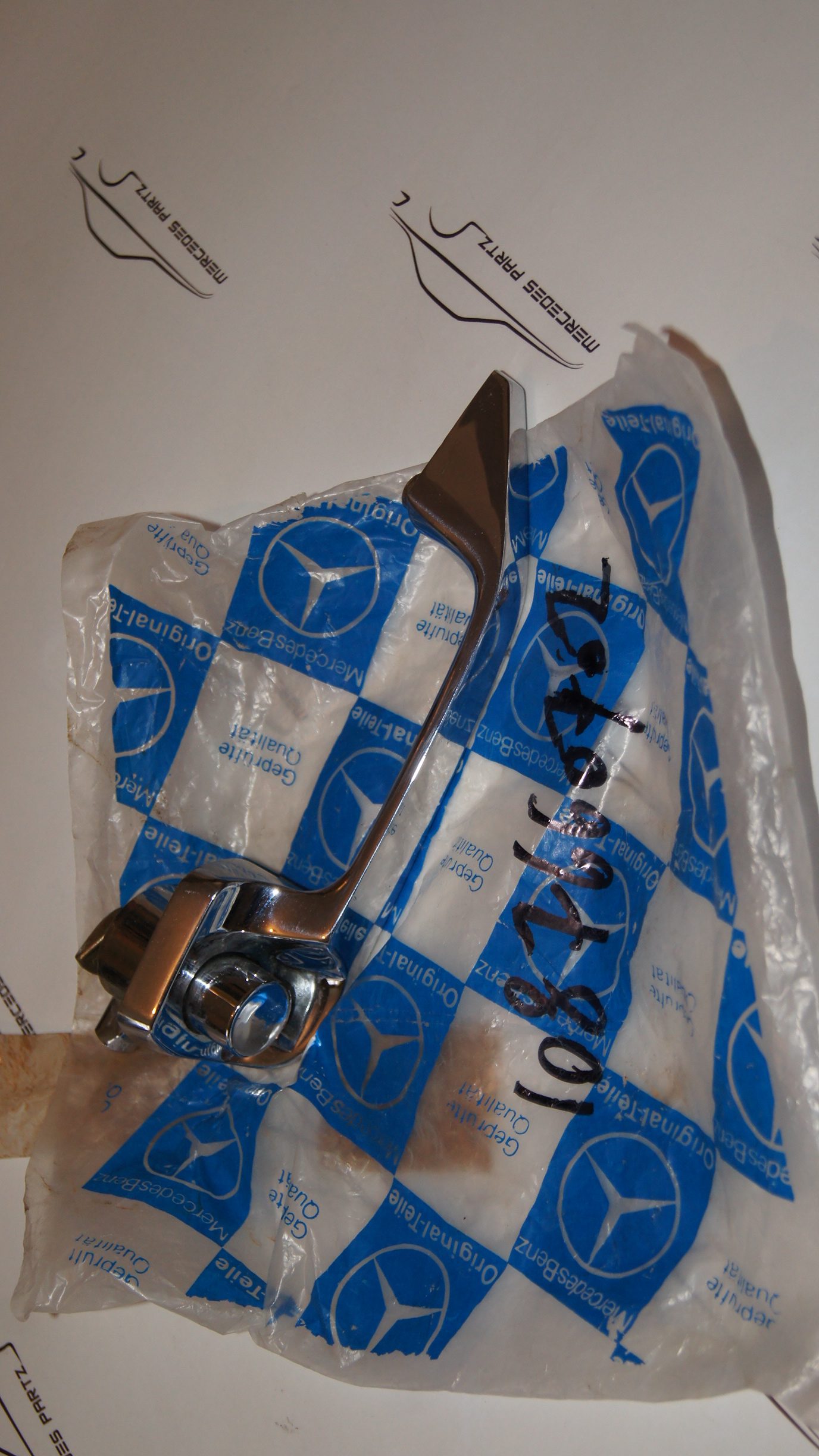 W108 W109 rear left door handle - mercedespartz