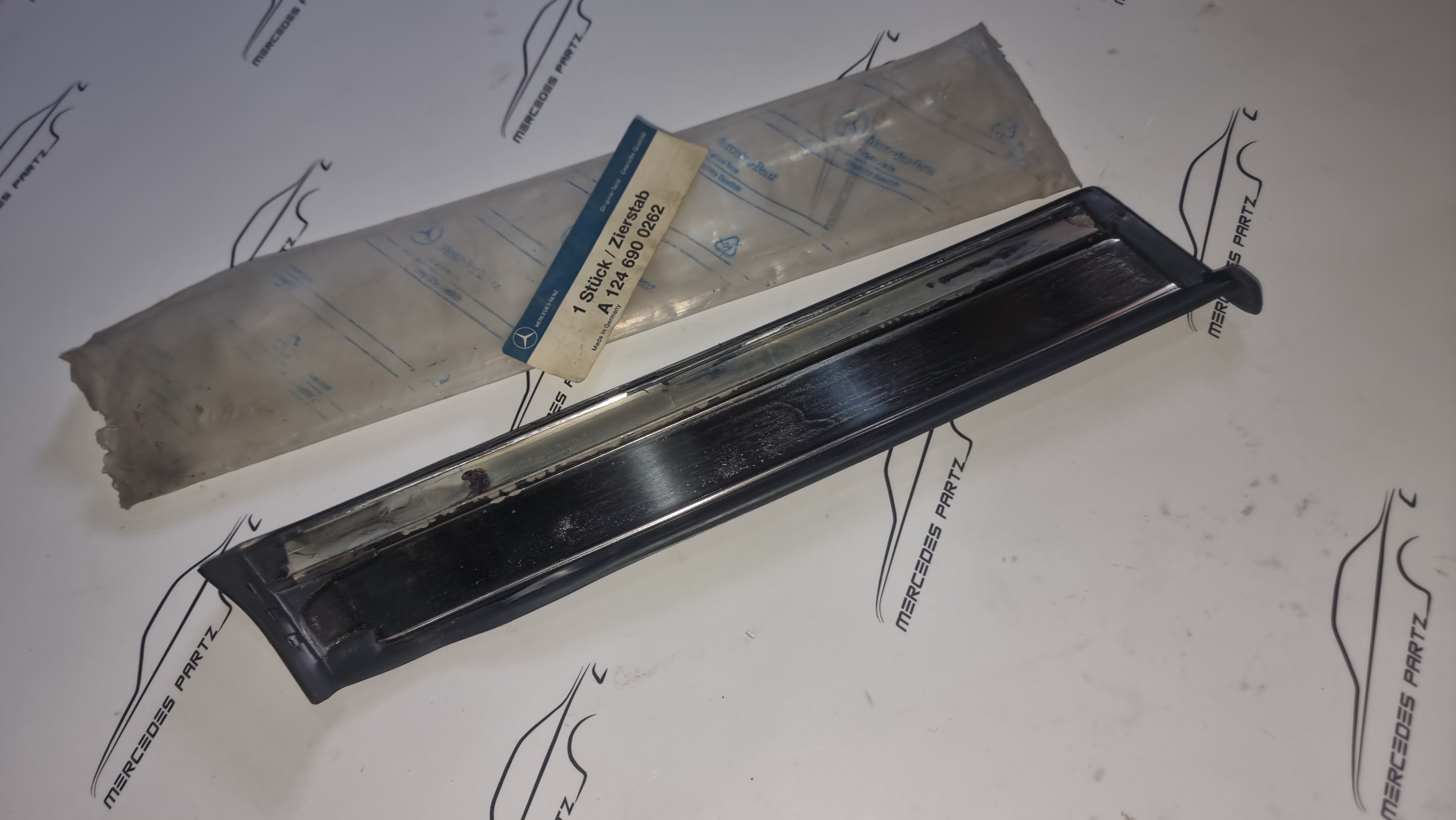 A1246900262 W124 front fender right bottom protective strip NOS ...