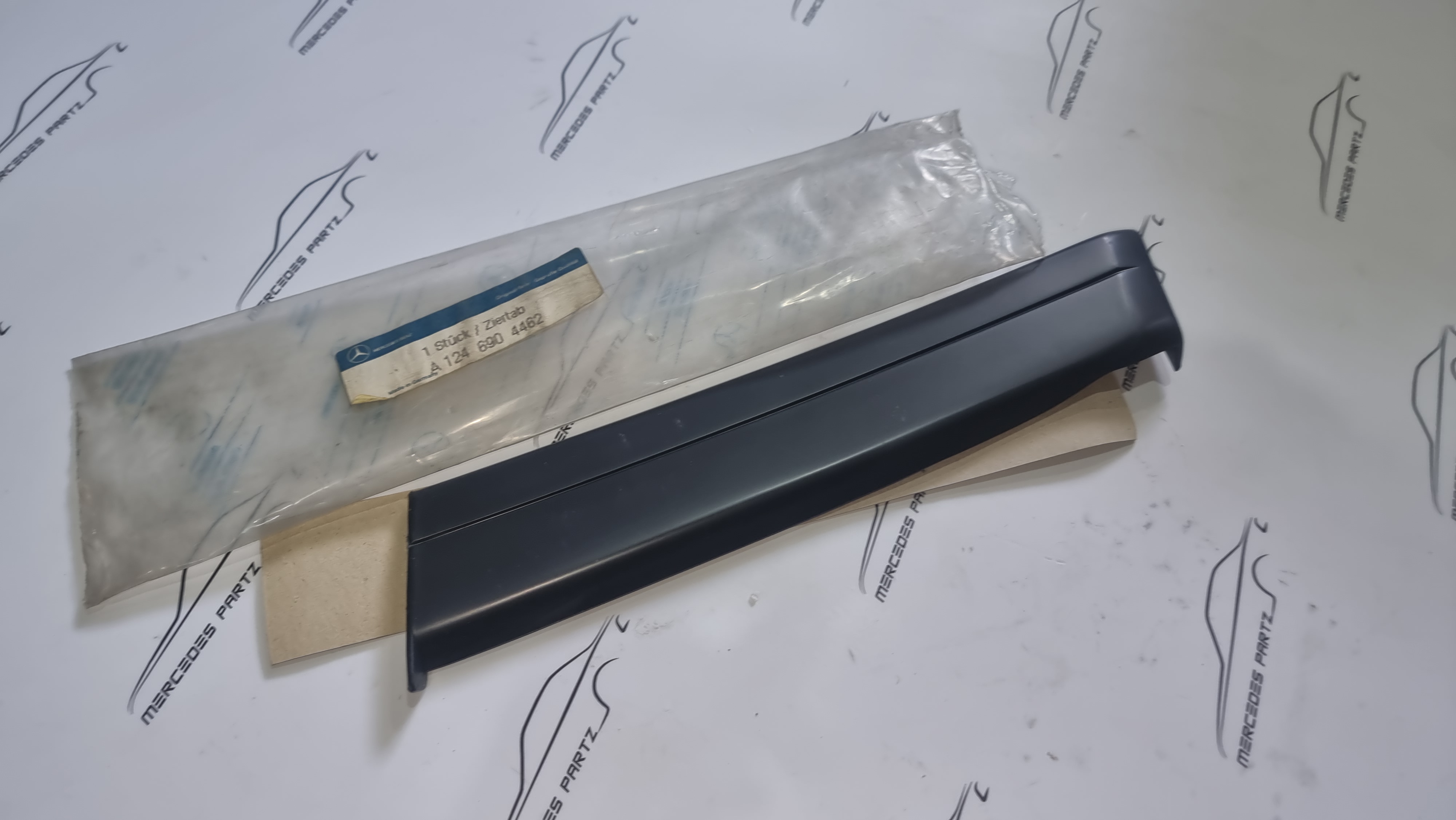 W124 front fender right bottom protective strip NOS - mercedespartz