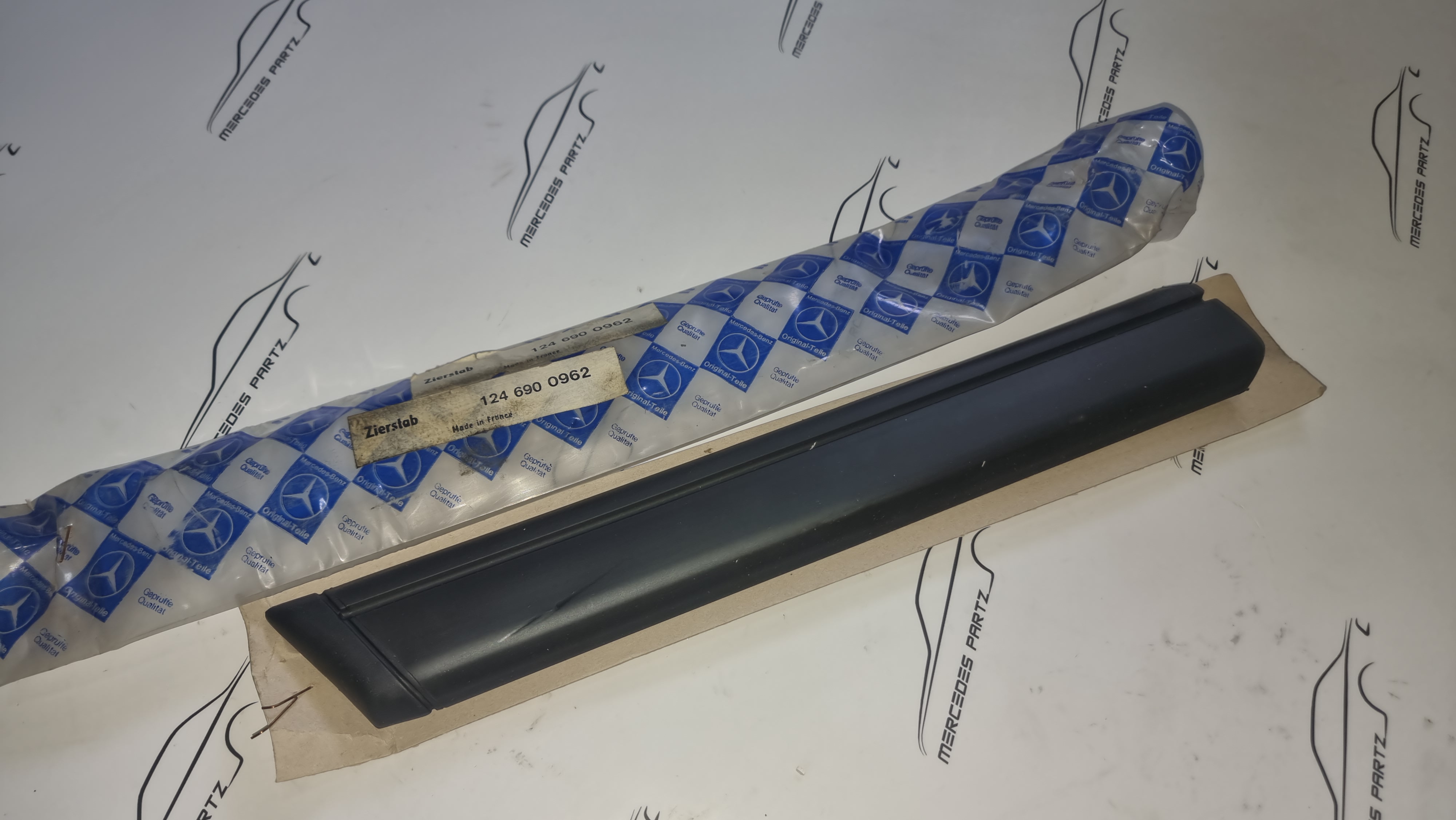 W124 front left fender protective strip - mercedespartz