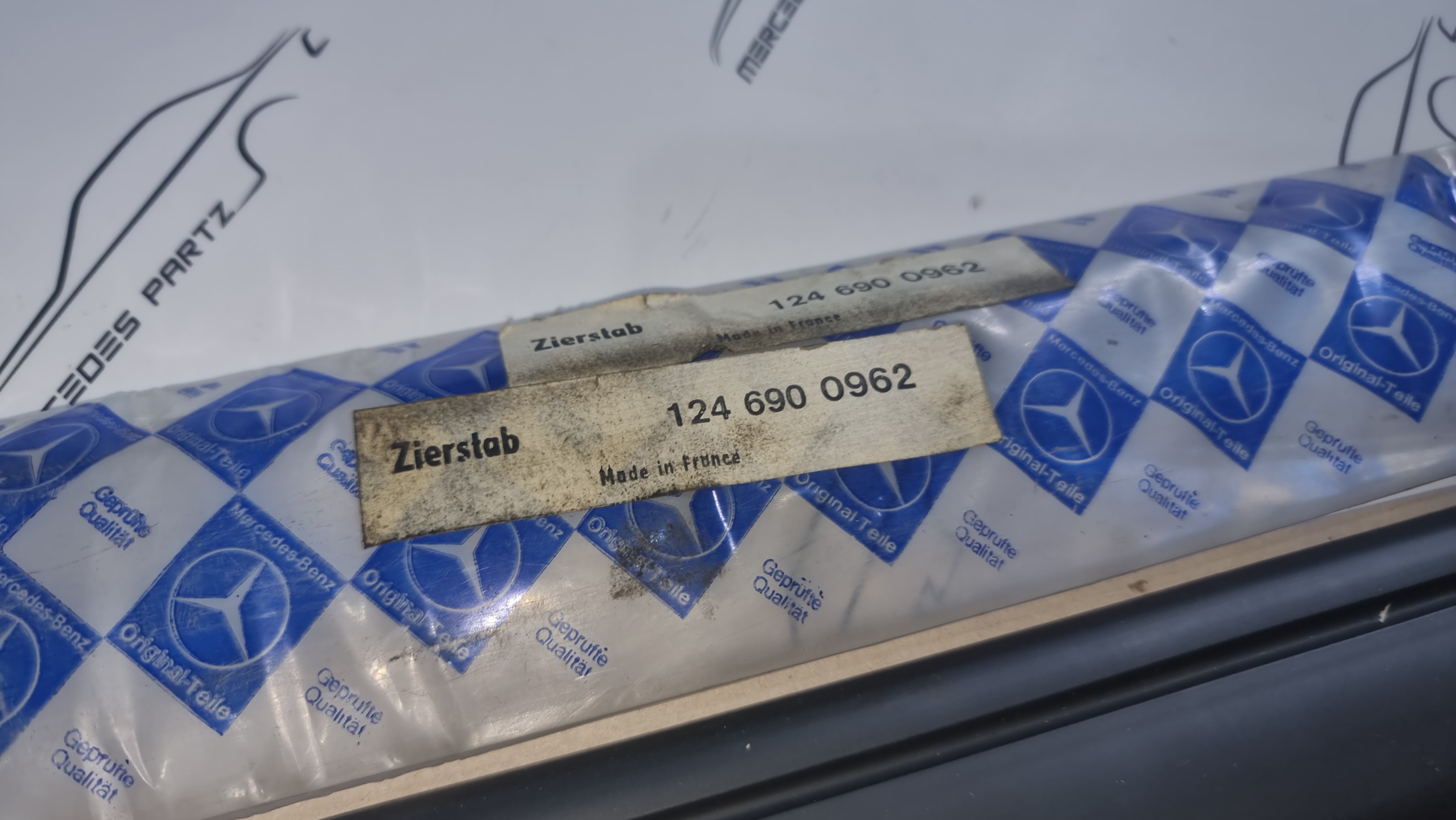 W124 front left fender protective strip - mercedespartz