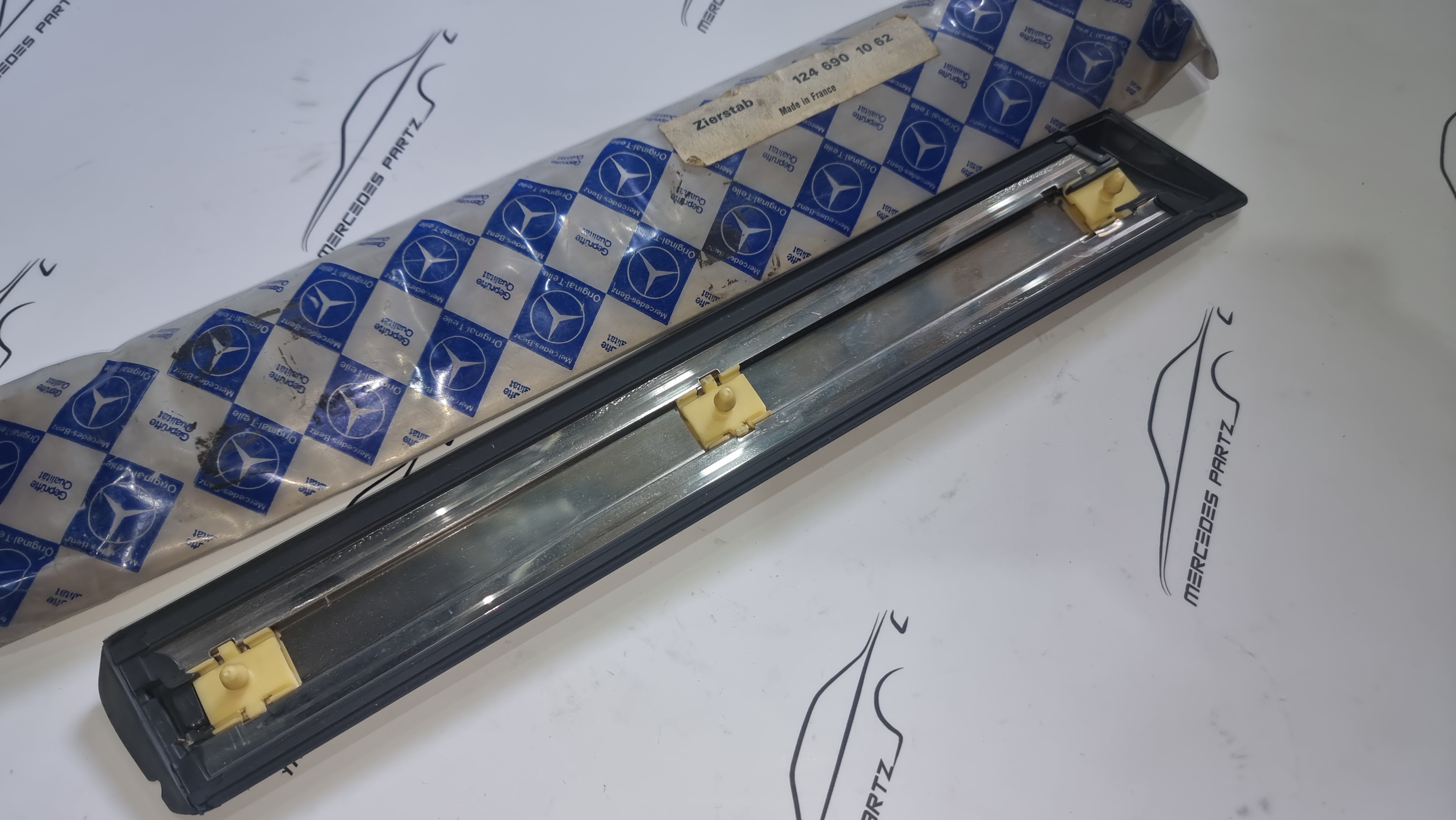 W124 front right fender protective plate NOS - mercedespartz