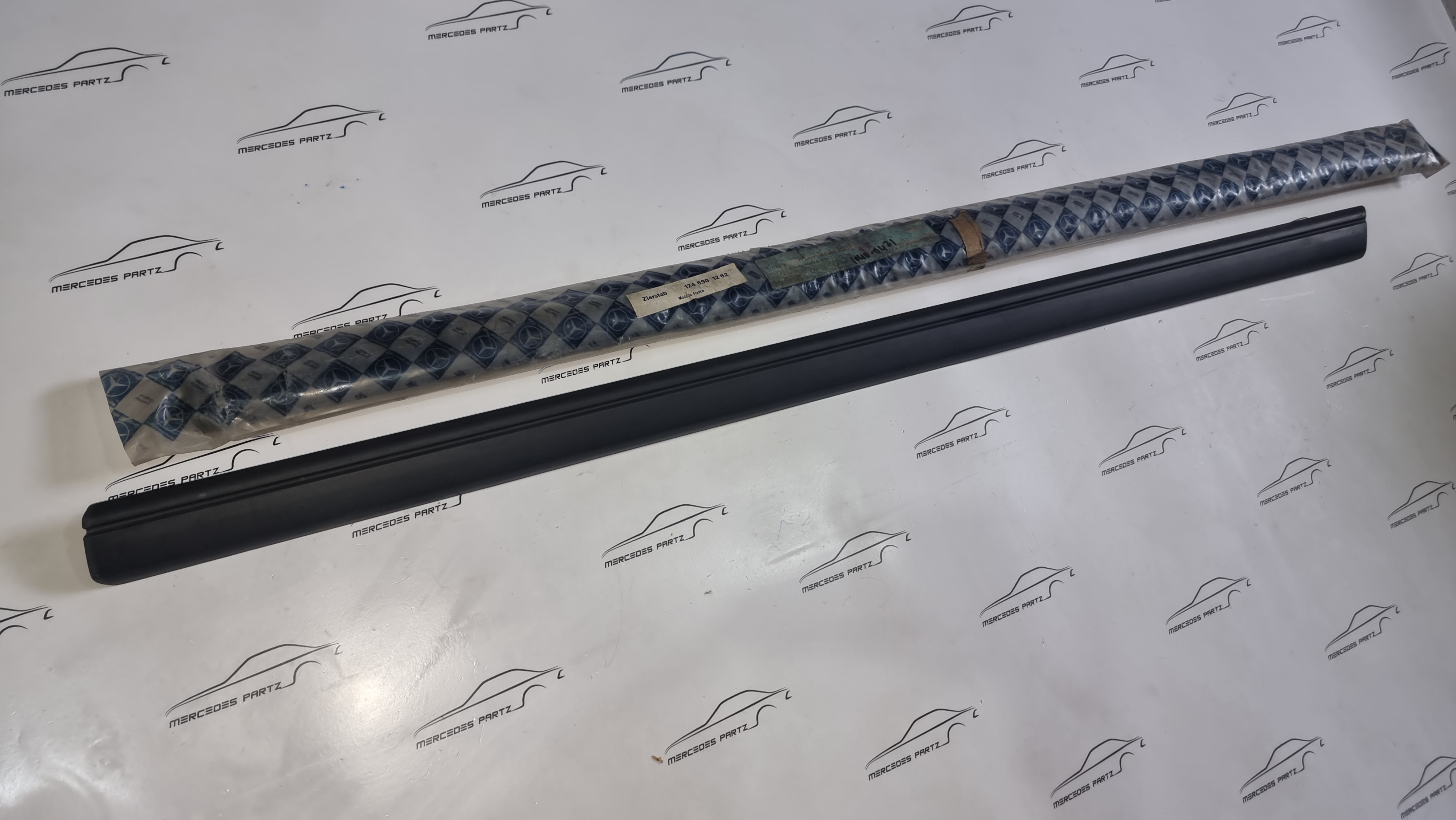 W124 front right door central protective strip NOS - mercedespartz