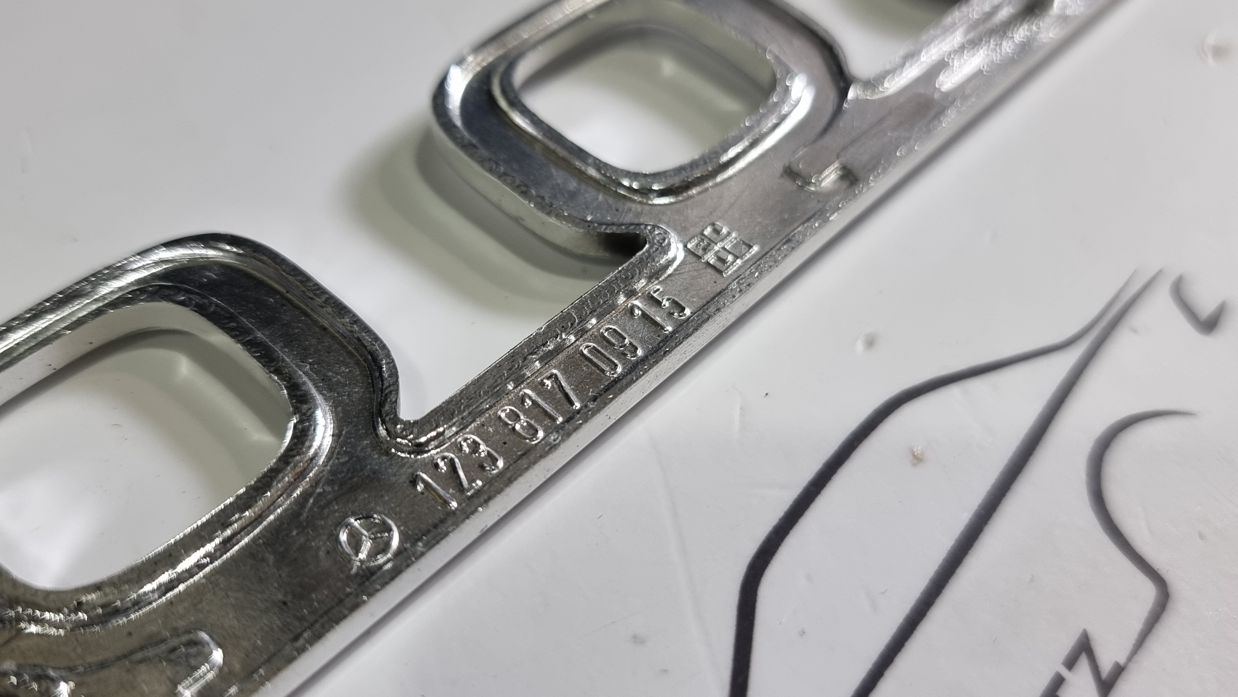 W123 300D trunk type designation emblem NOS A1238170915 - mercedespartz