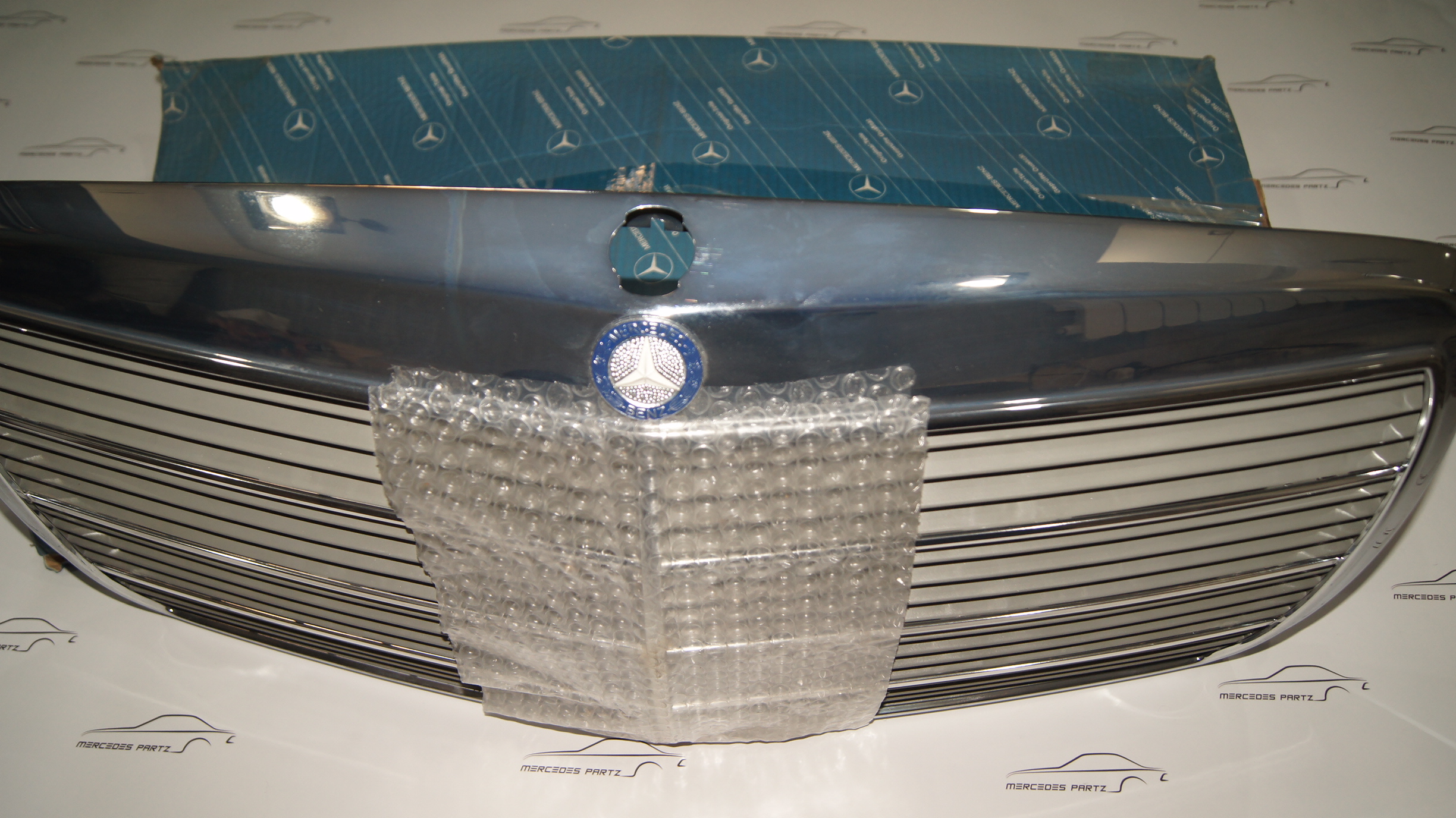 W123 grille NOS A1238800183 - mercedespartz