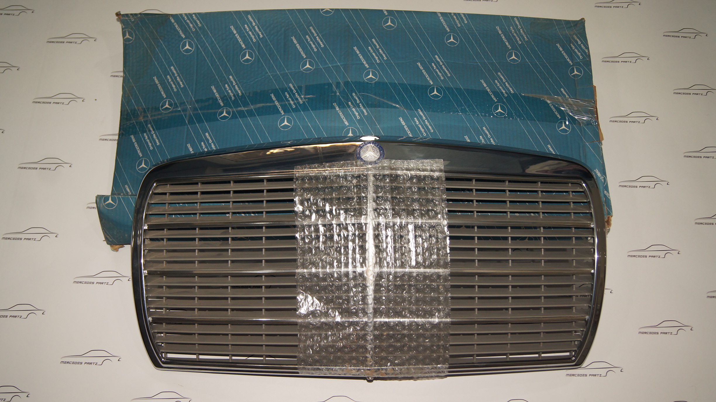 W123 grille NOS A1238800183 - mercedespartz