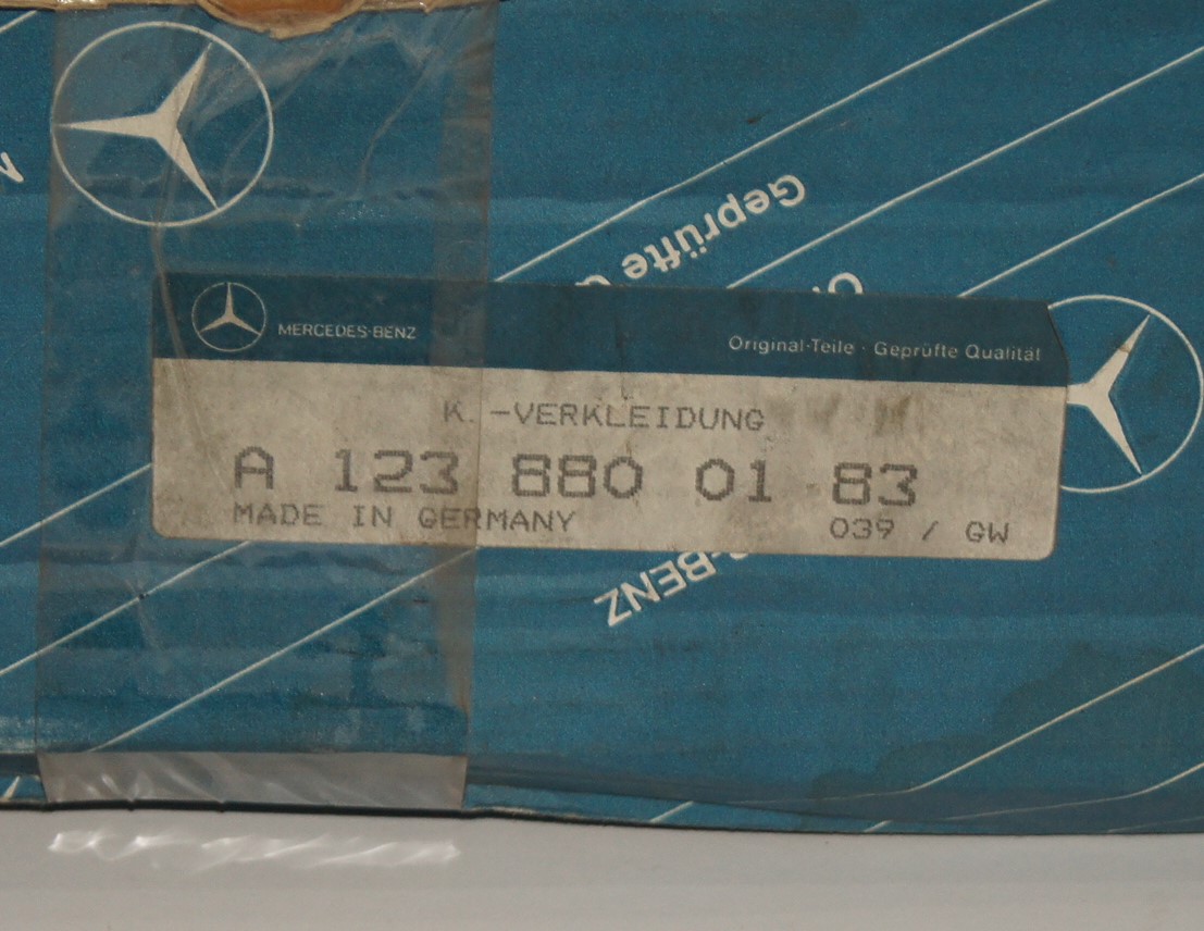 W123 grille NOS A1238800183 - mercedespartz