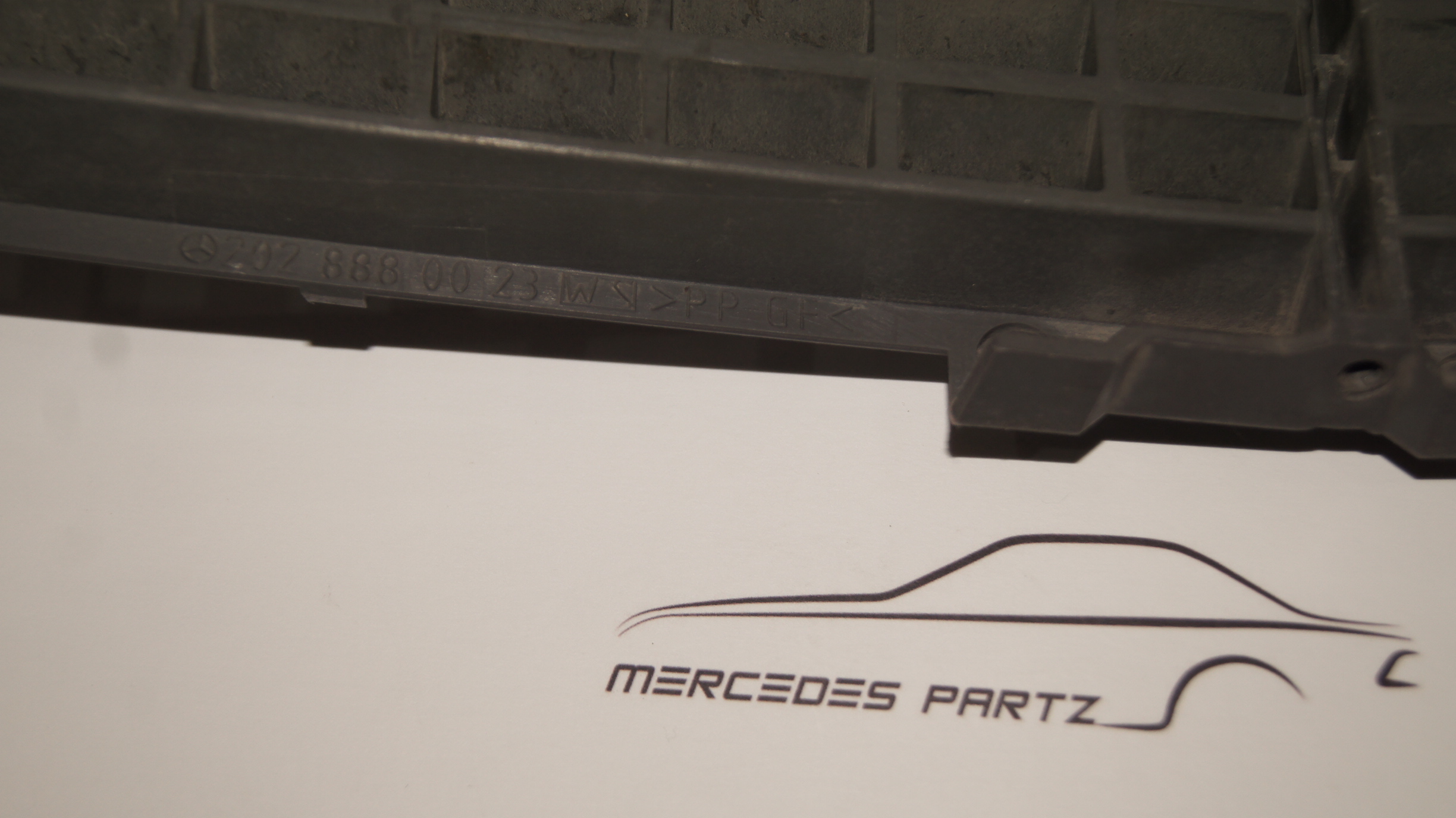 W202 radiator grille shell with trims A2028880023 - mercedespartz