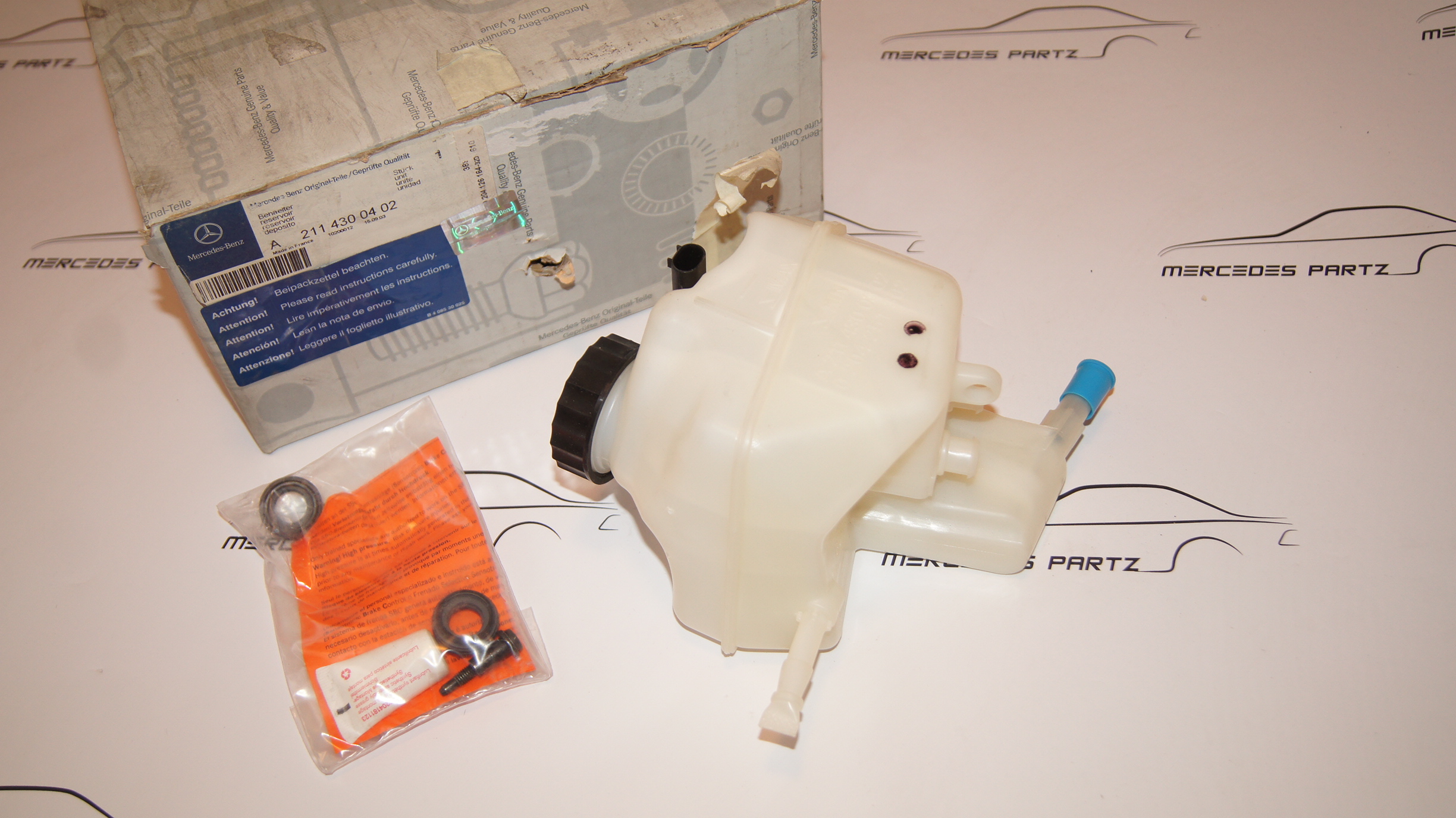 A2114300402 | A2114300302 | C219 W211 brake reservoir with cover NEW ...