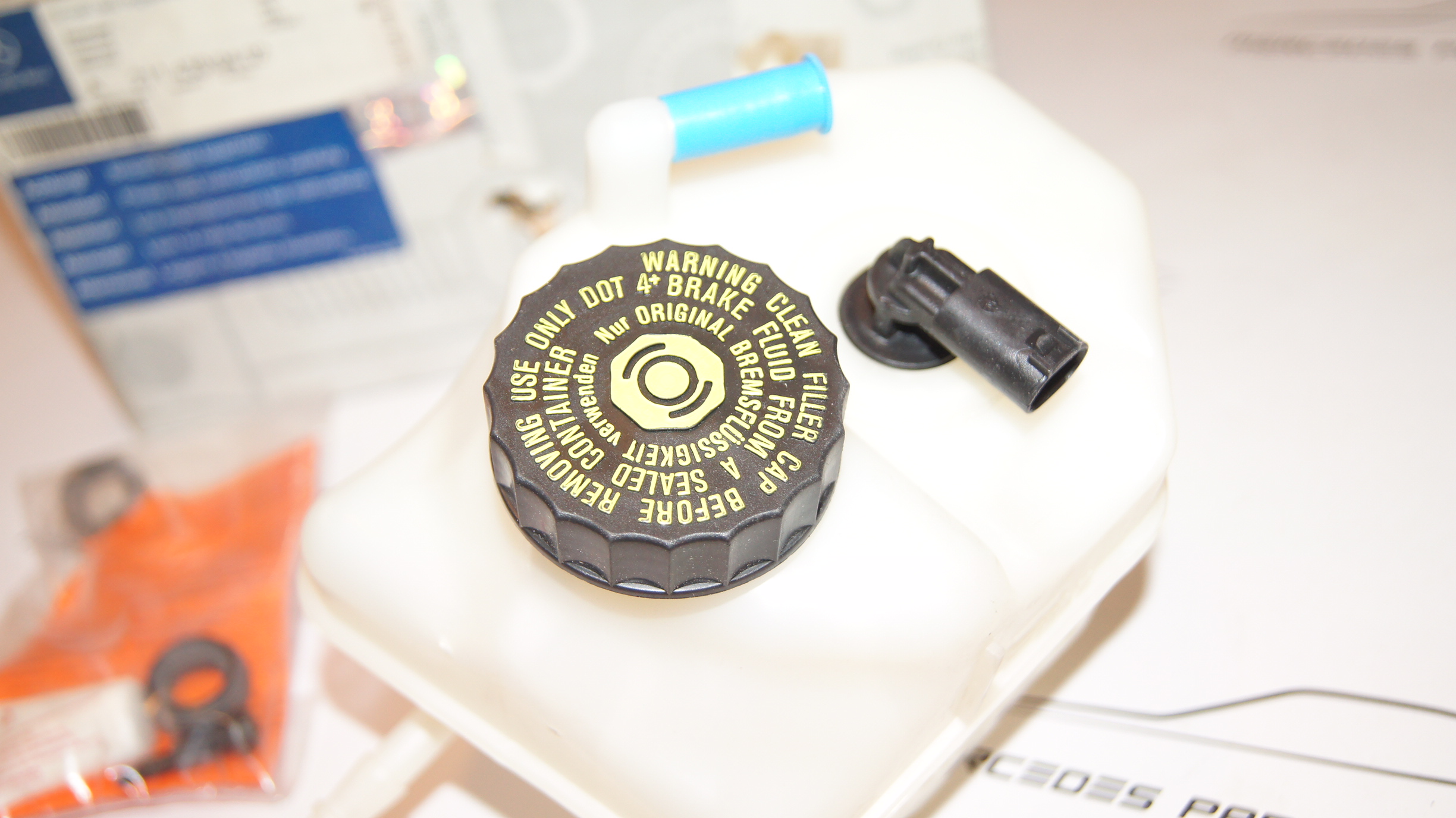 A2114300402 | A2114300302 | C219 W211 brake reservoir with cover NEW ...